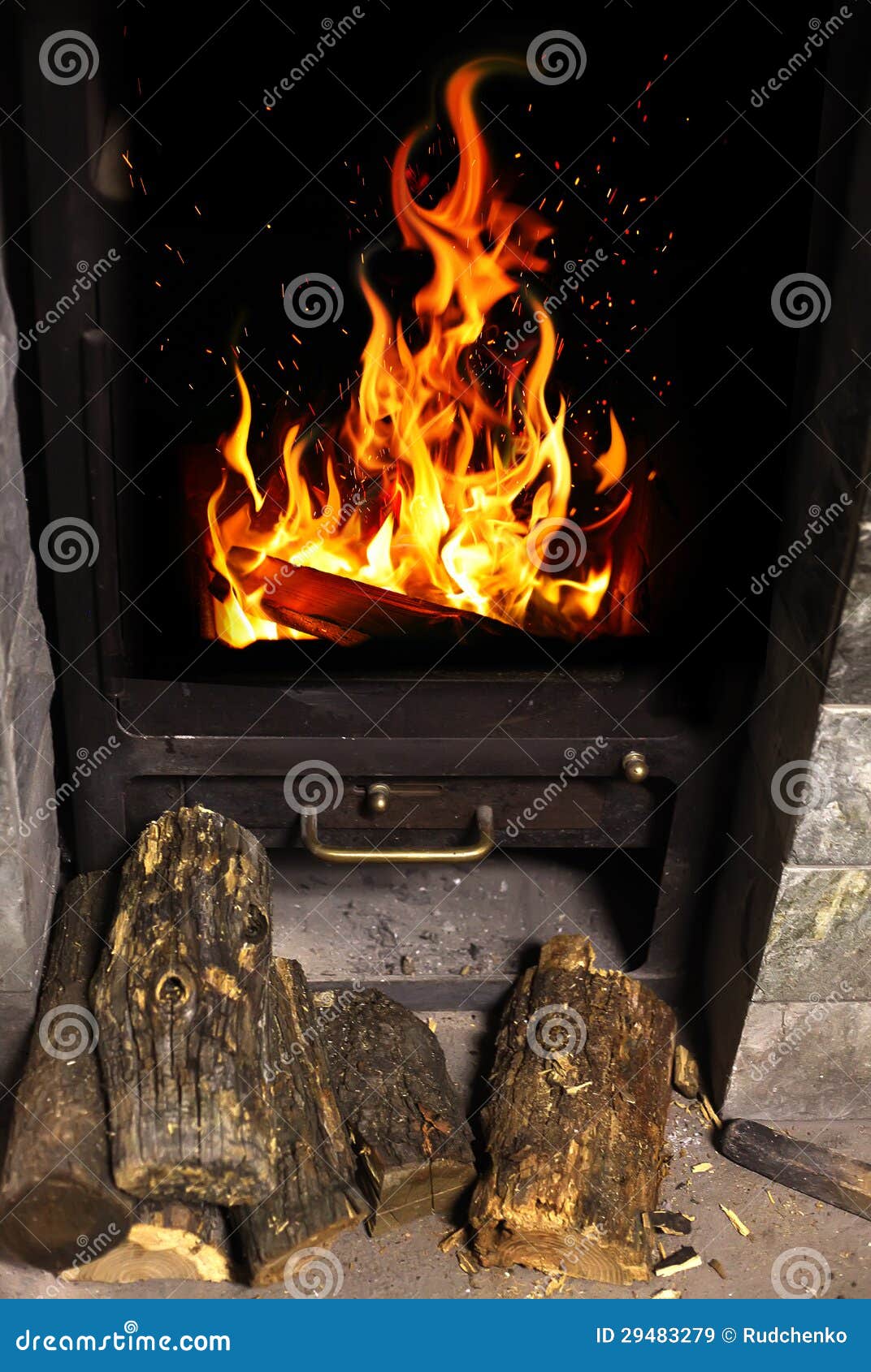 Fuego en el hogar imagen de archivo. Imagen de madera - 29483279