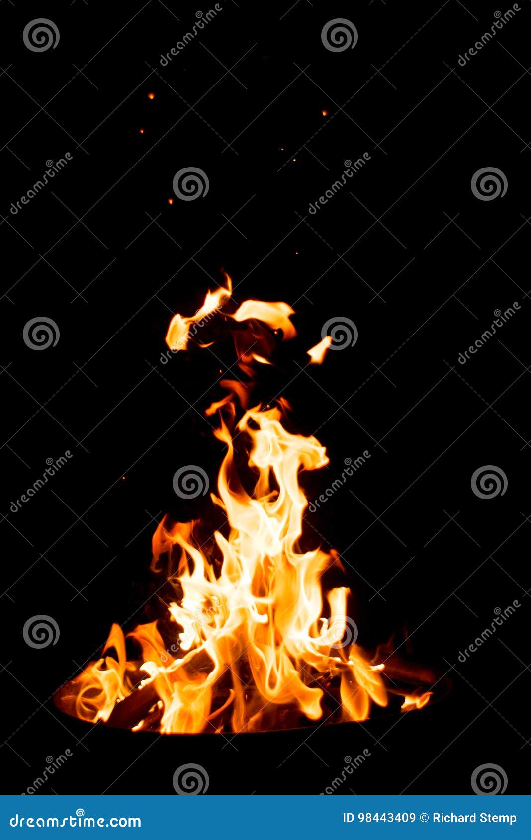 Fuego en fondo negro imagen de archivo. Imagen de deslumbrante - 98443409
