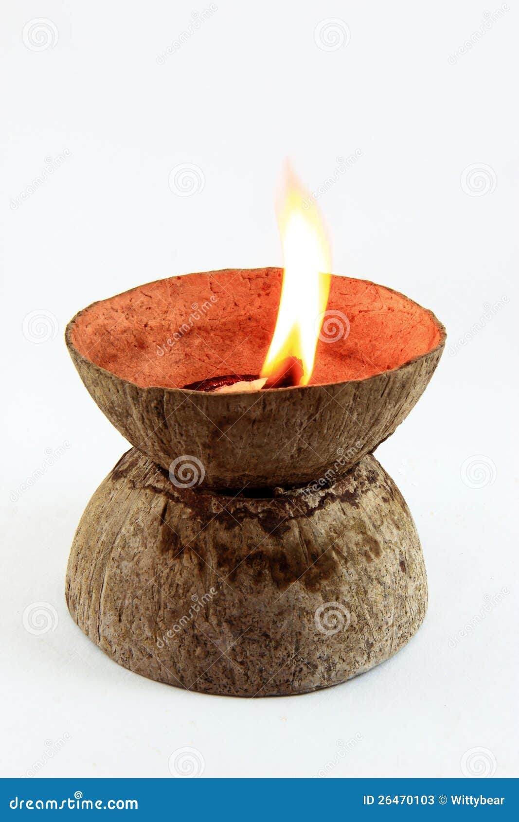 Fuego en shell del coco imagen de archivo. Imagen de fresco - 26470103