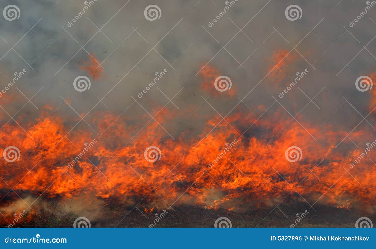 Fuego rojo y humo denso foto de archivo. Imagen de seco - 5327896