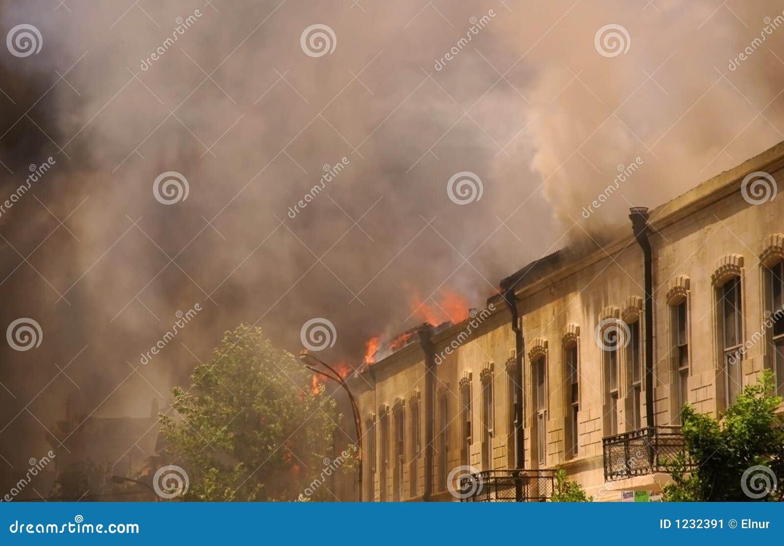 Fuego y humo imagen de archivo. Imagen de fuego, llama - 1232391