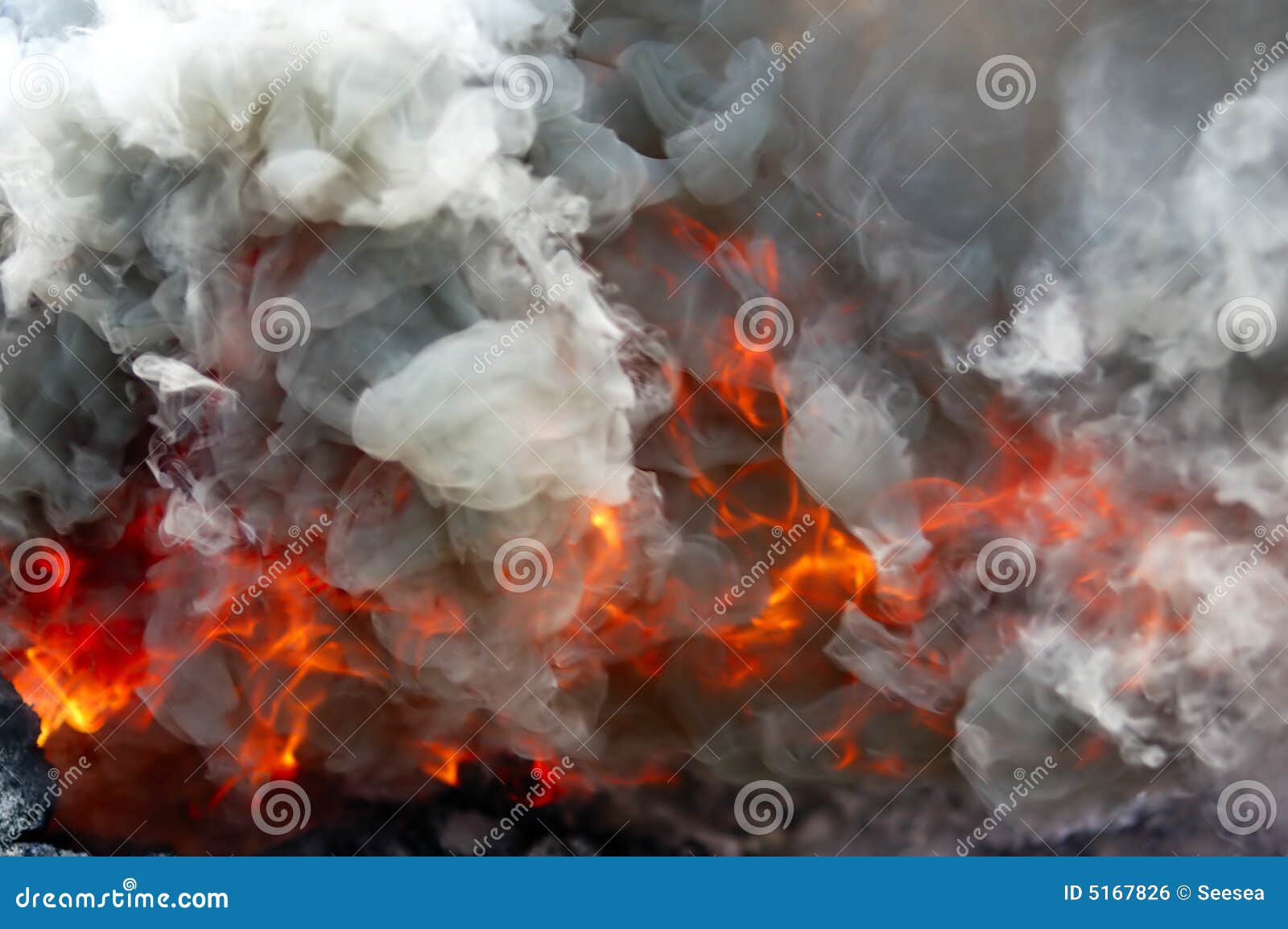 Fuego y humo foto de archivo. Imagen de subida, flameado - 5167826