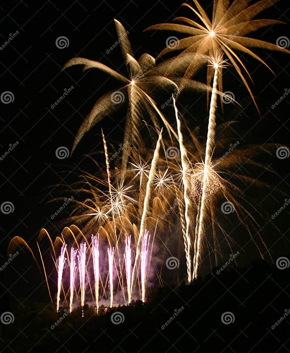 Fuegos artificiales foto de archivo. Imagen de festival - 12725728