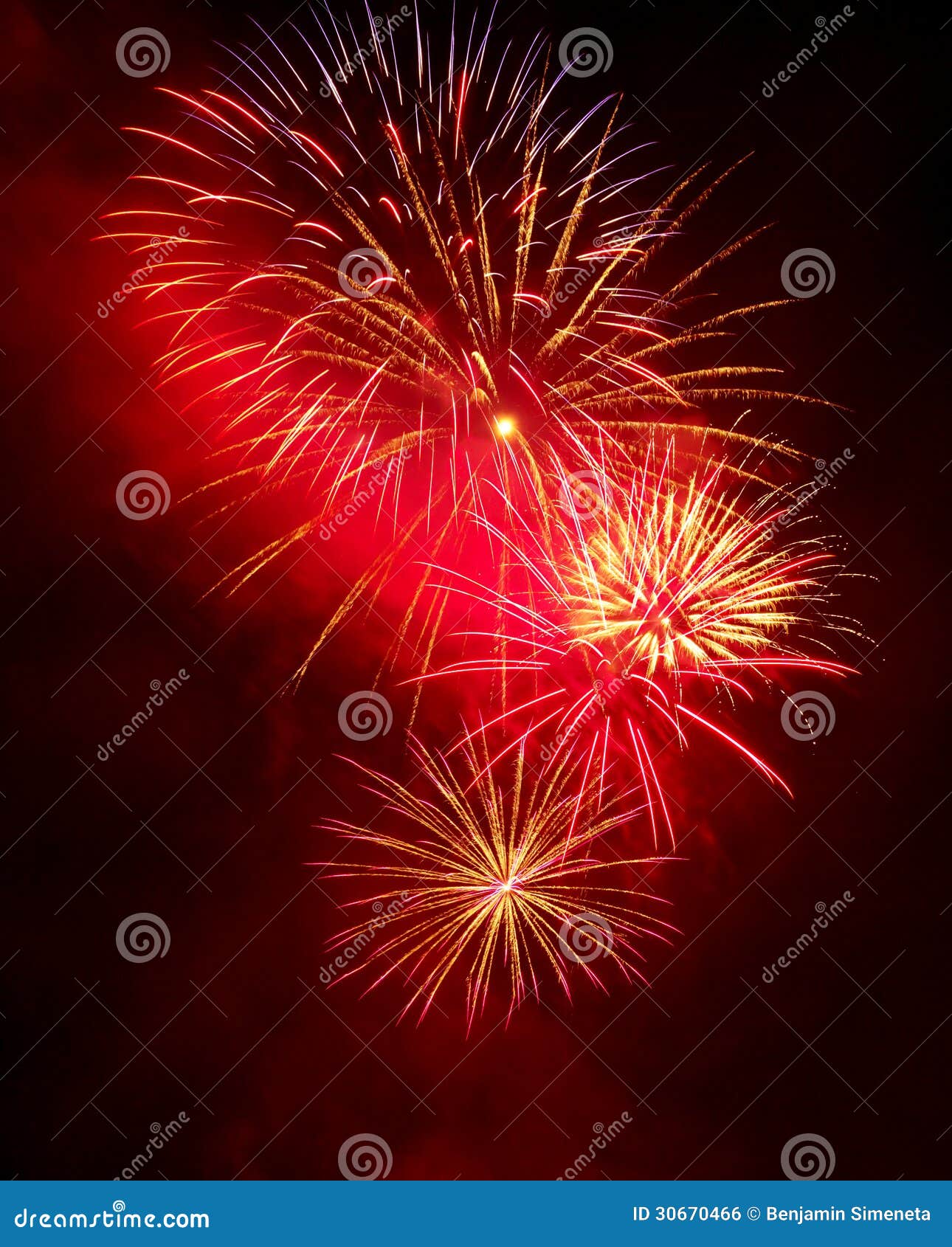 Fuegos artificiales foto de archivo. Imagen de negro - 30670466
