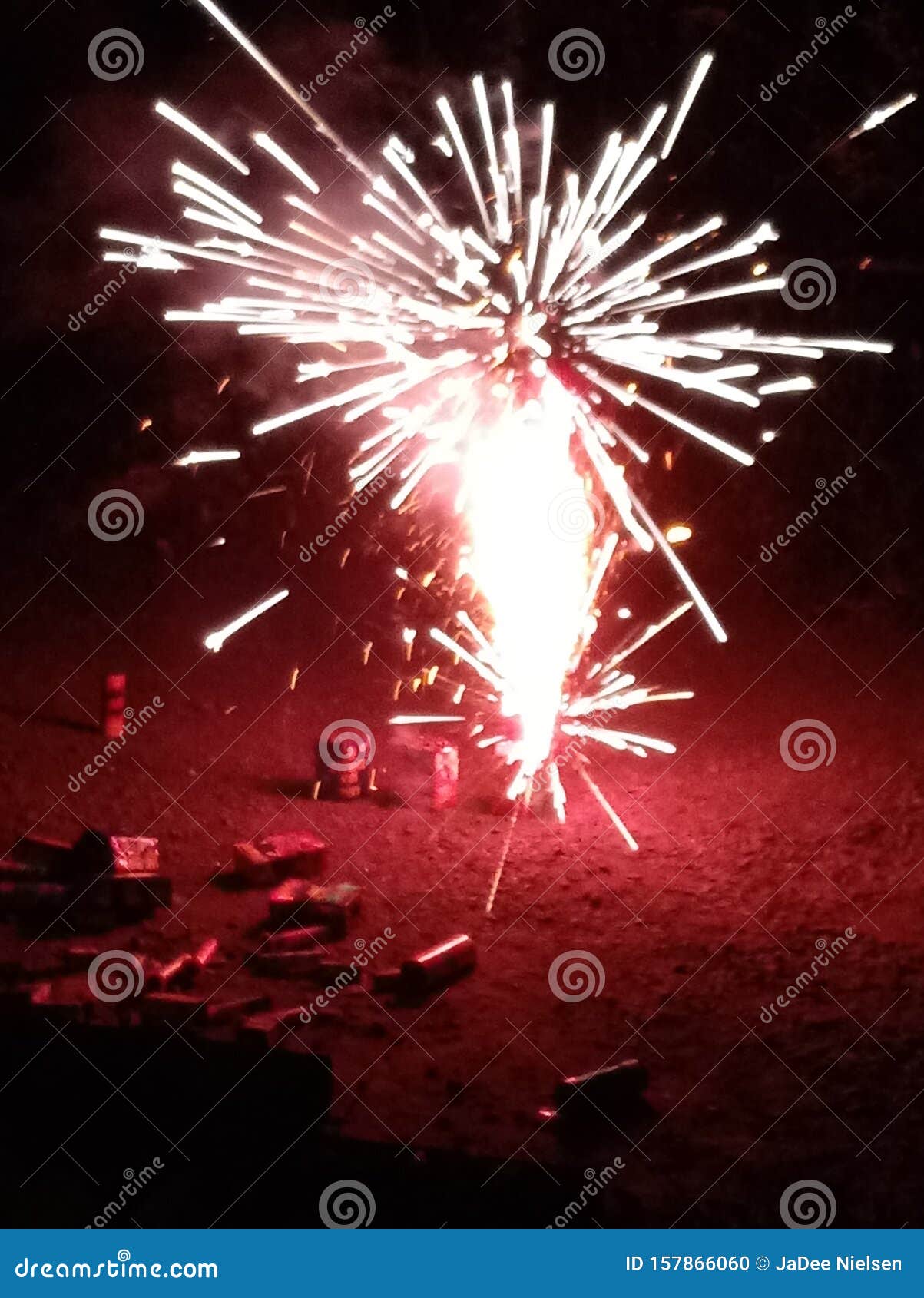 Fuegos artificiales rojos foto de archivo. Imagen de fireworks - 157866060