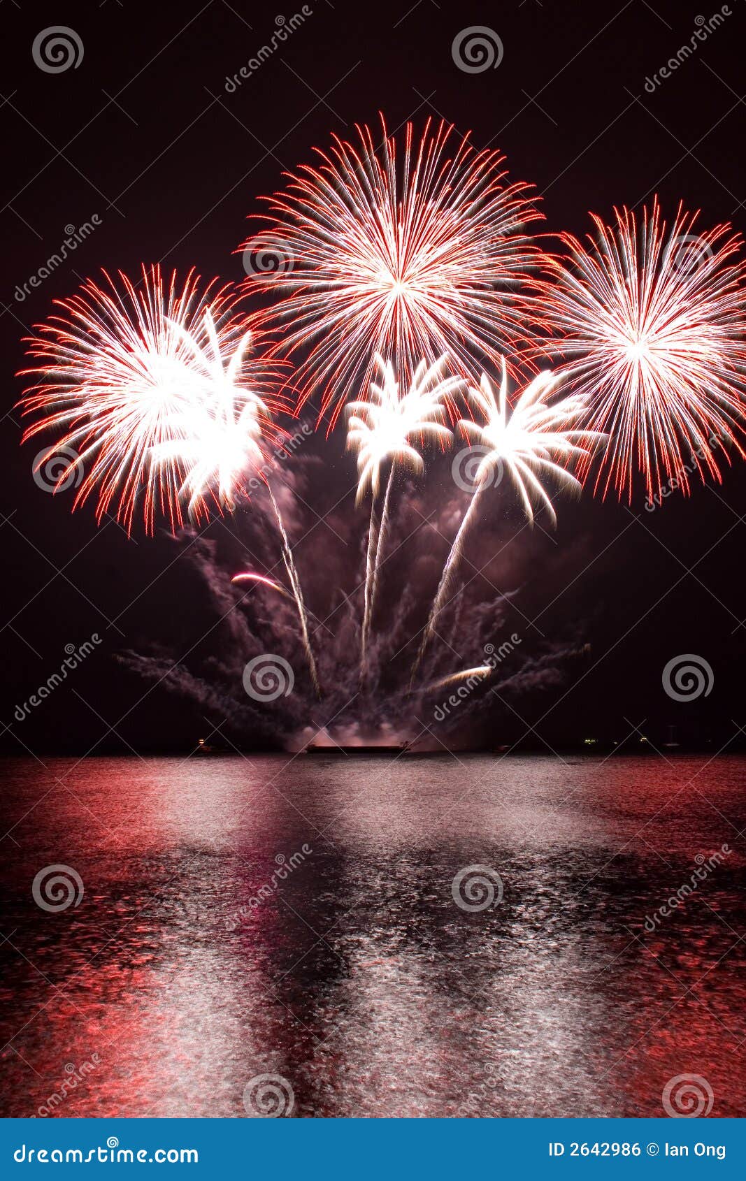 Fuegos artificiales rojos foto de archivo. Imagen de noche - 2642986