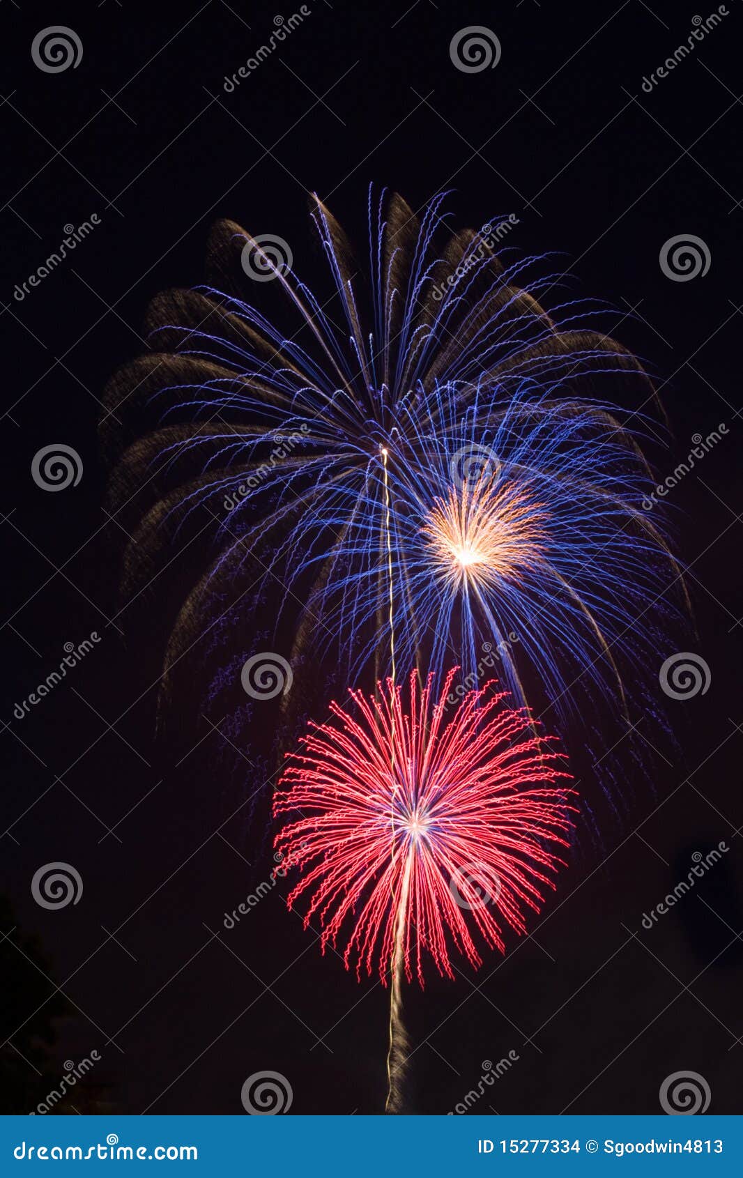 Fuegos Artificiales Rojos, Blancos Y Azules Verticales Foto de archivo ...