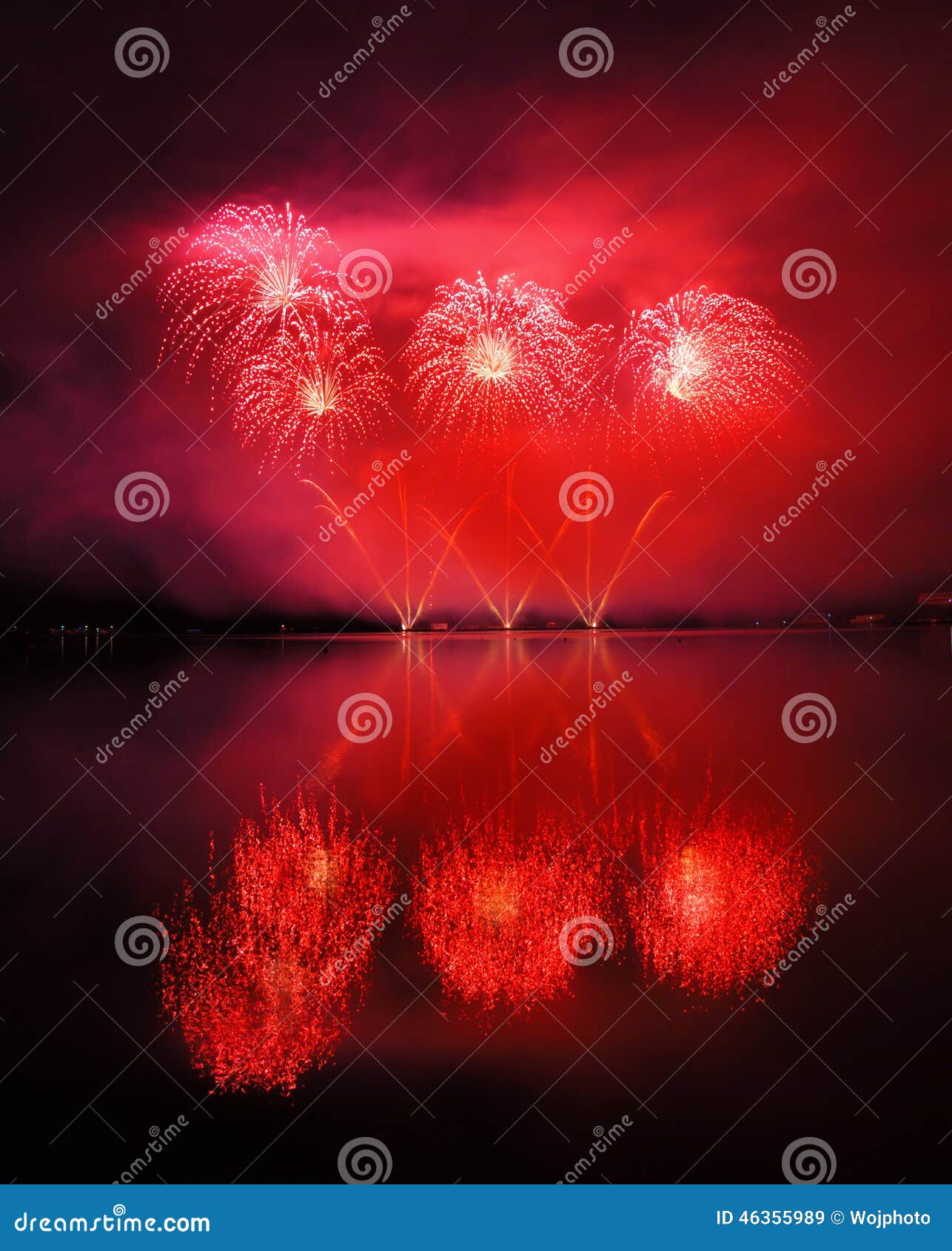 Fuegos Artificiales Rojos Hermosos Que Reflejan En Agua Imagen de ...