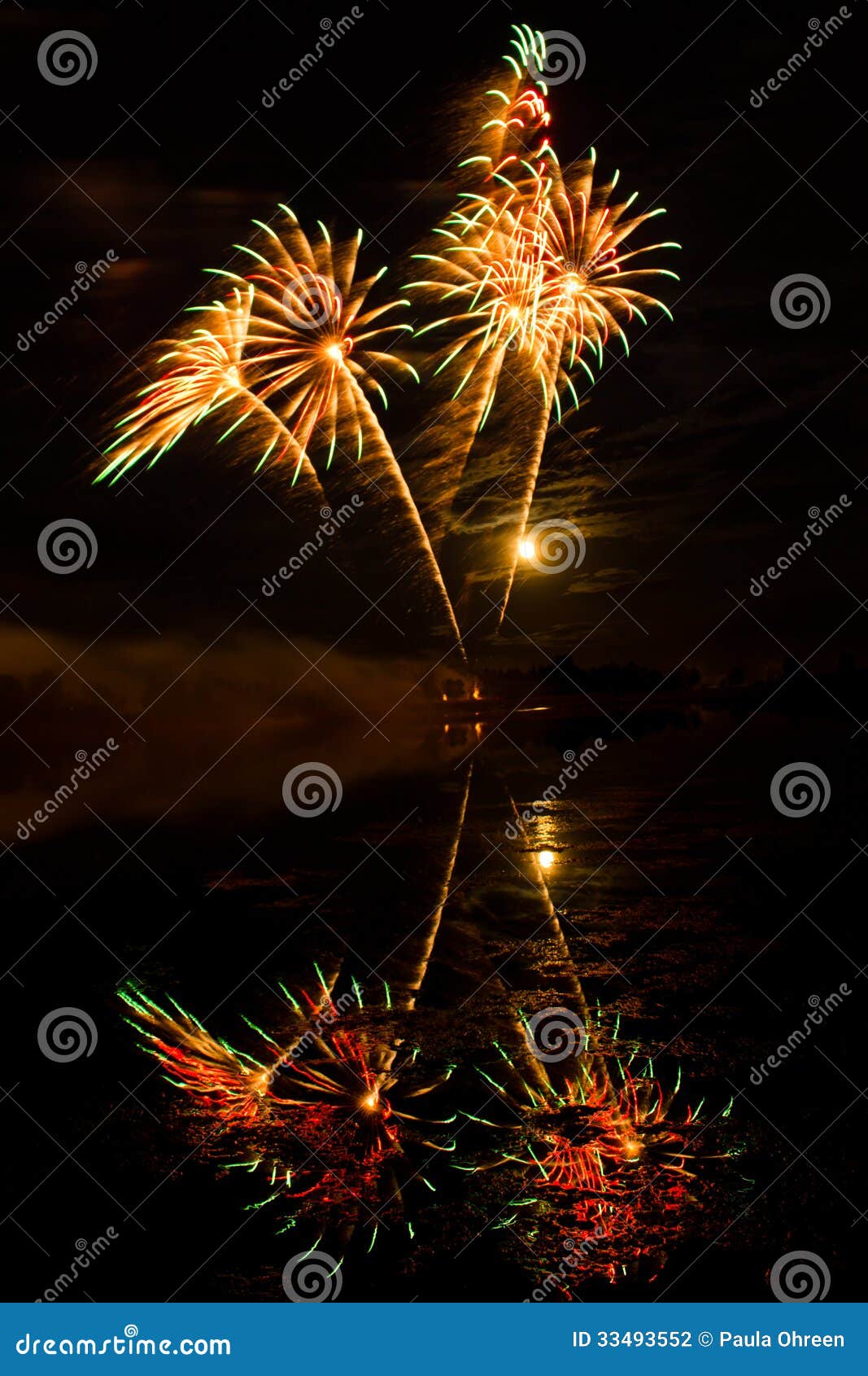 Fuegos Artificiales Rojos, Verdes Y Del Oro Foto de archivo - Imagen de ...