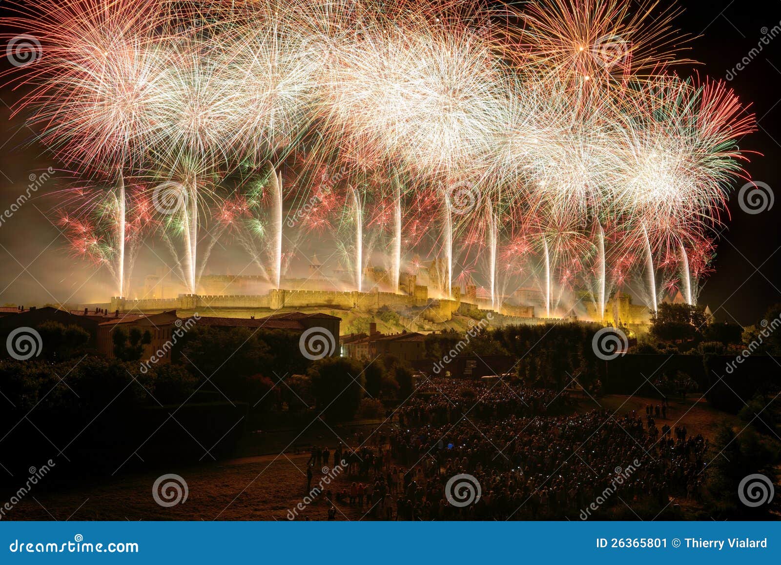 Fuegos artificiales tres imagen de archivo. Imagen de luces - 26365801
