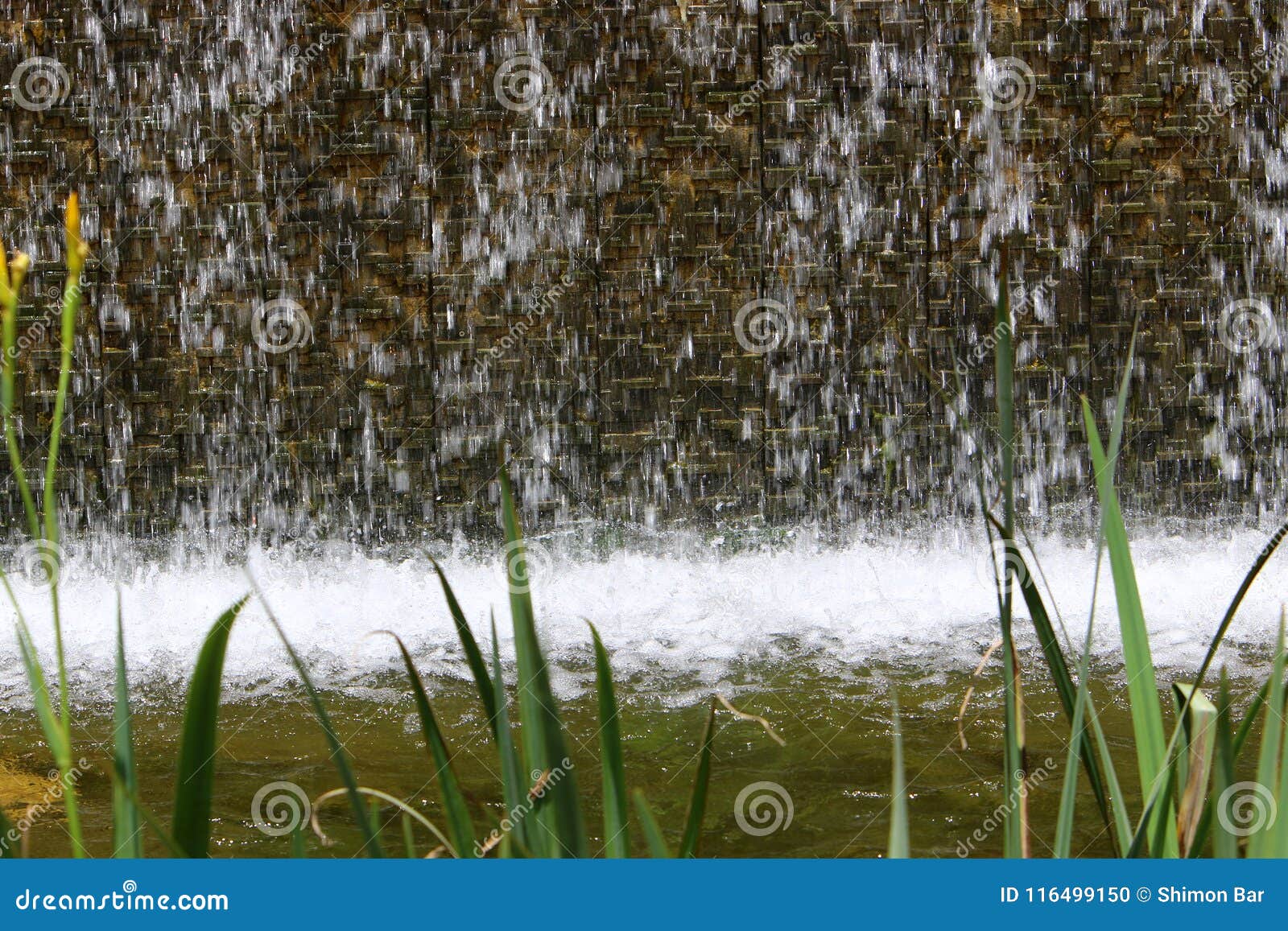Fuente Artificial Del Agua Que Cae Foto de archivo - Imagen de agua ...