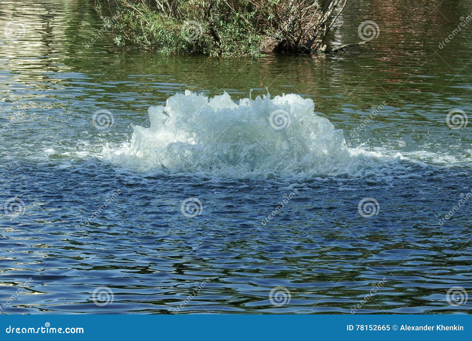 Fuente Artificial En El Parque De La Ciudad Imagen de archivo - Imagen ...