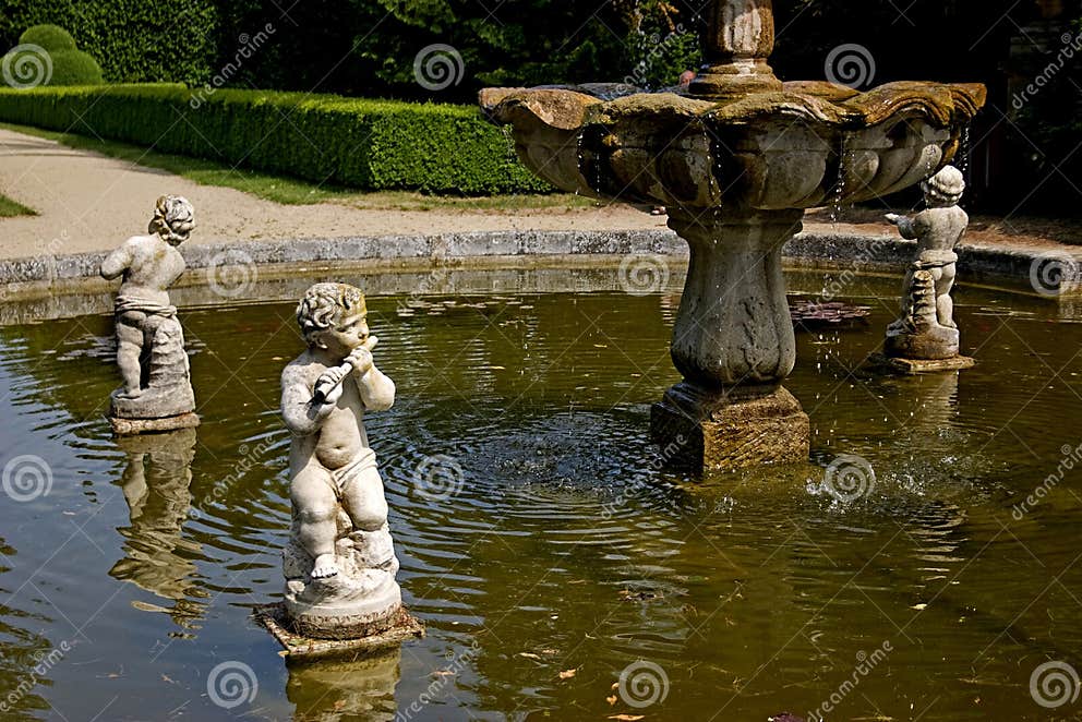 Fuente barroca imagen de archivo. Imagen de piedra, nivel - 30837741