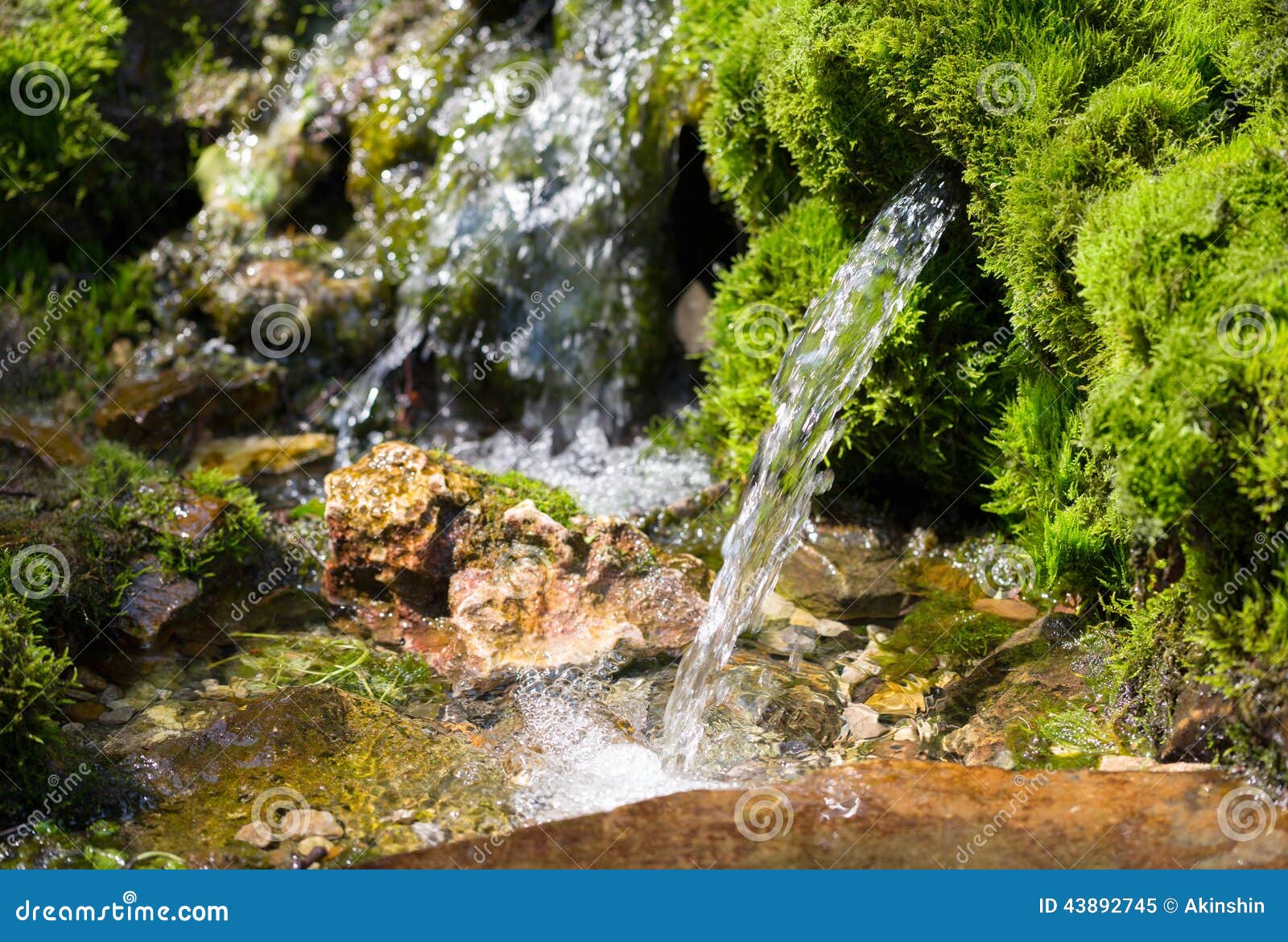 Fuente de agua de manatial imagen de archivo. Imagen de vierta - 43892745