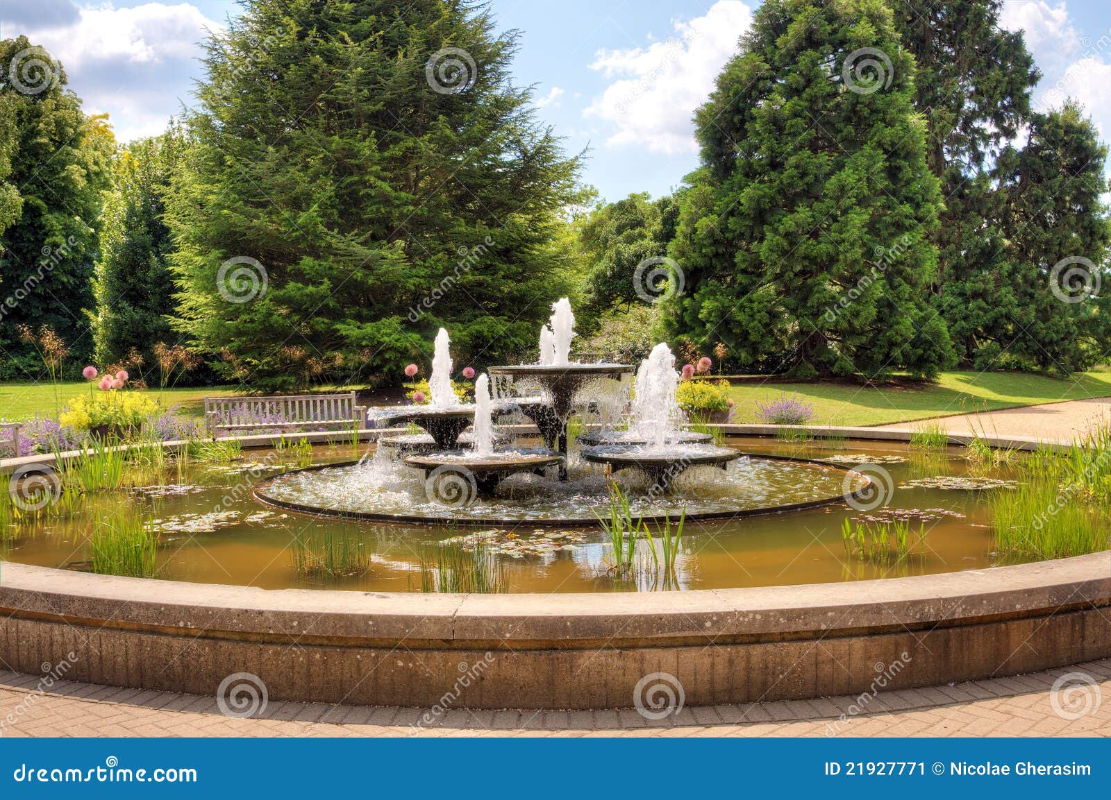 Fuente de agua en parque imagen de archivo. Imagen de sereno - 21927771