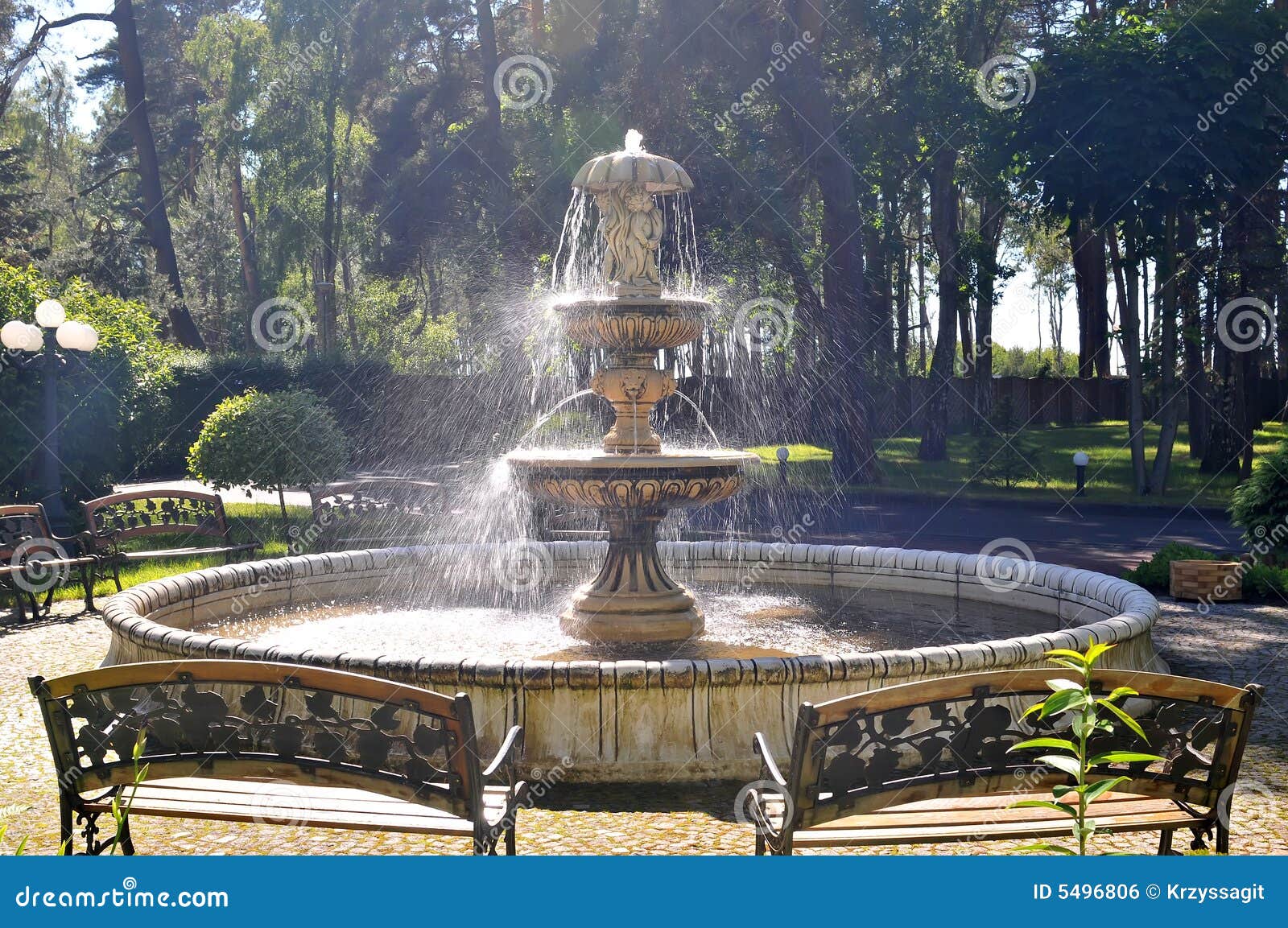 Fuente de agua en parque foto de archivo. Imagen de abandonado - 5496806