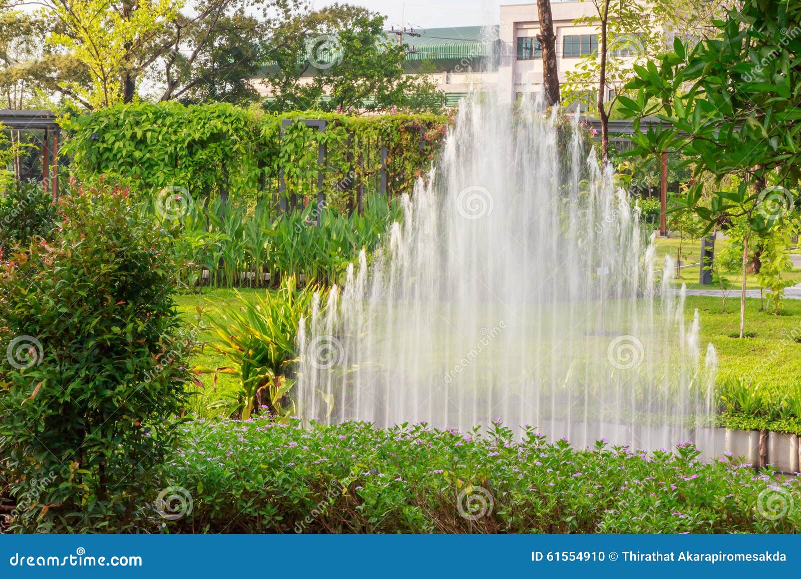 Fuente de agua en parque foto de archivo. Imagen de belleza - 61554910