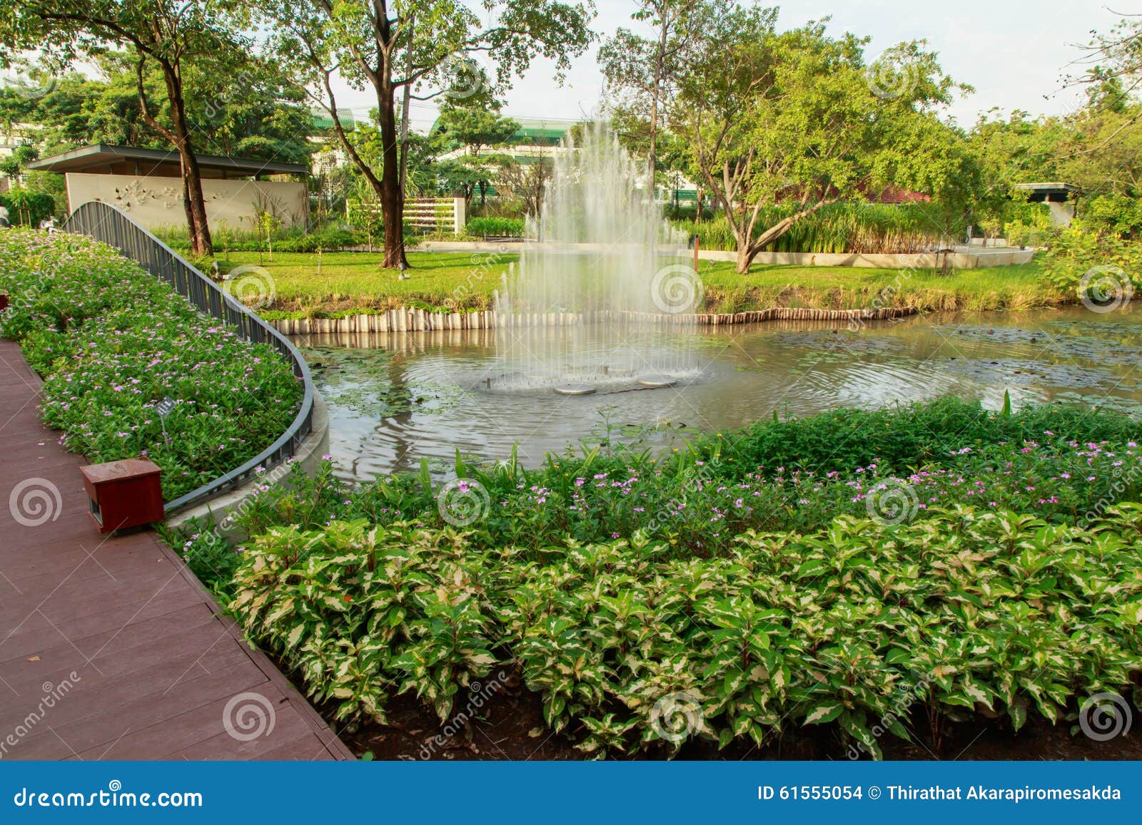Fuente de agua en parque foto de archivo. Imagen de sosegador - 61555054
