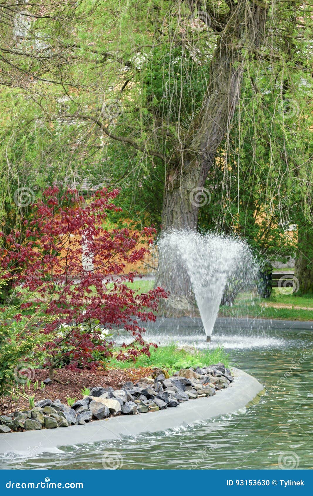 Fuente de agua en parque foto de archivo. Imagen de alto - 93153630