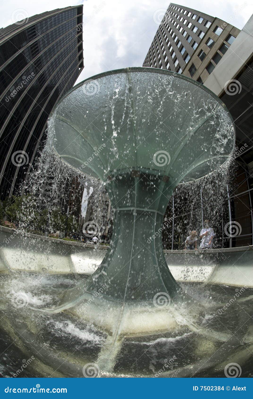 Fuente de agua moderna foto de archivo. Imagen de nuevo - 7502384