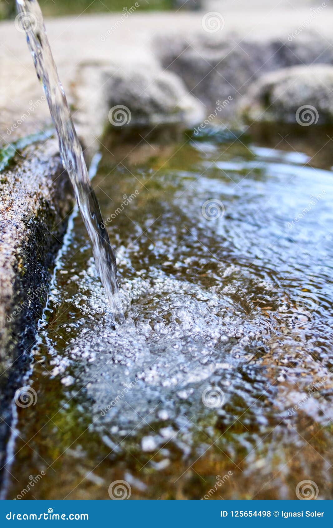 Fuente de agua natural foto de archivo. Imagen de movimiento - 125654498