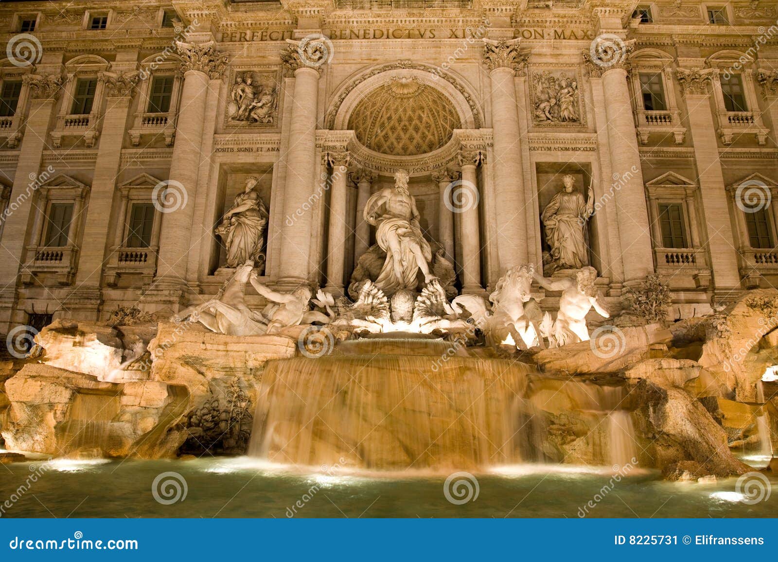Fuente del Trevi, Roma imagen de archivo. Imagen de turismo - 8225731