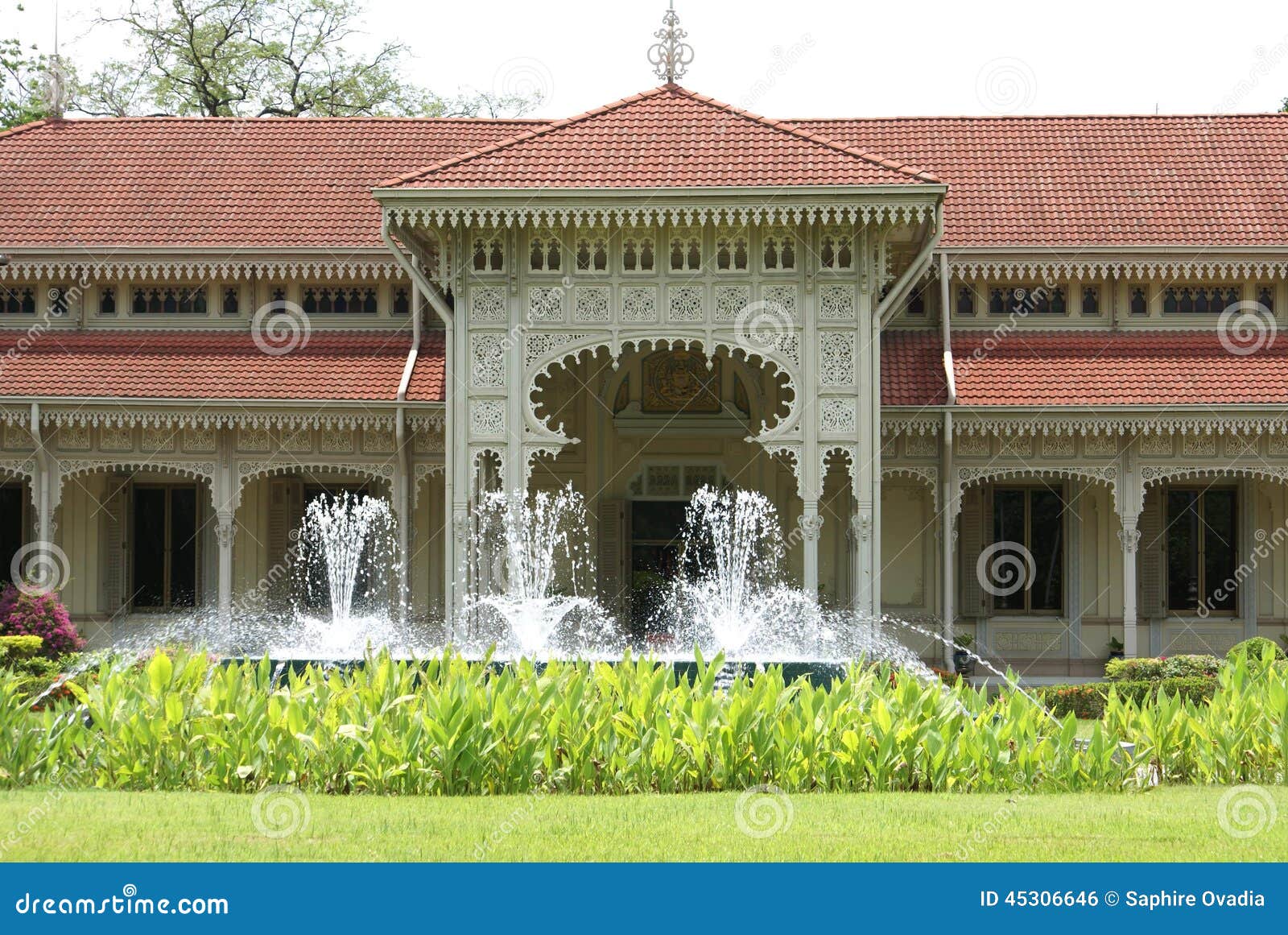 Fuente Delante De Una Entrada Foto de archivo - Imagen de pilares, real ...