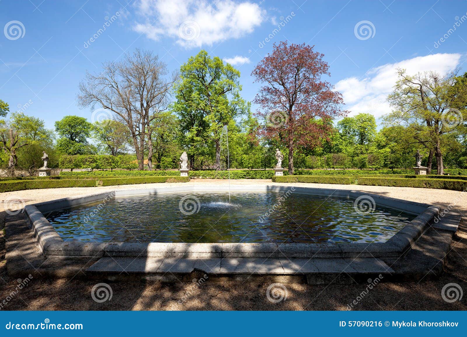 Fuente en el parque foto de archivo. Imagen de campo - 57090216