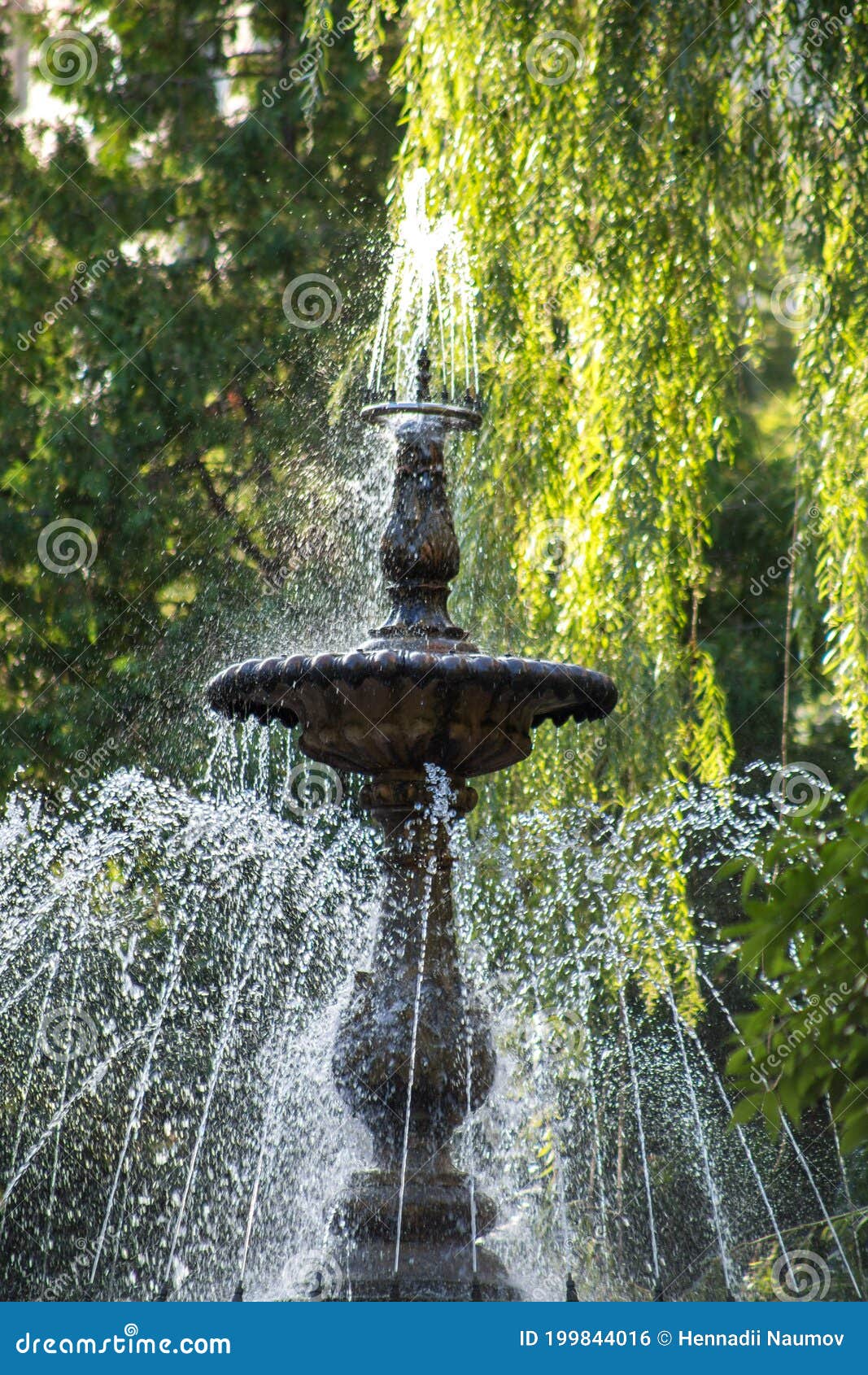Fuente En El Parque De La Ciudad Foto de archivo - Imagen de escénico ...