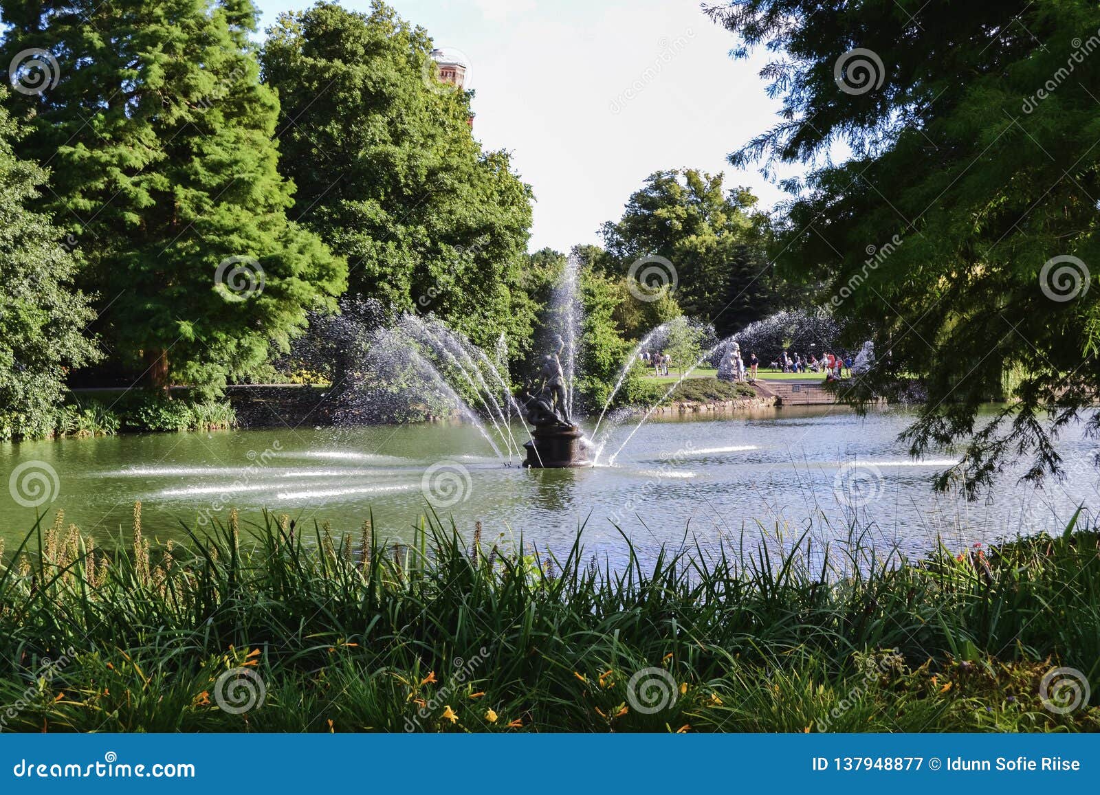 Fuente en parque imagen de archivo. Imagen de flores - 137948877