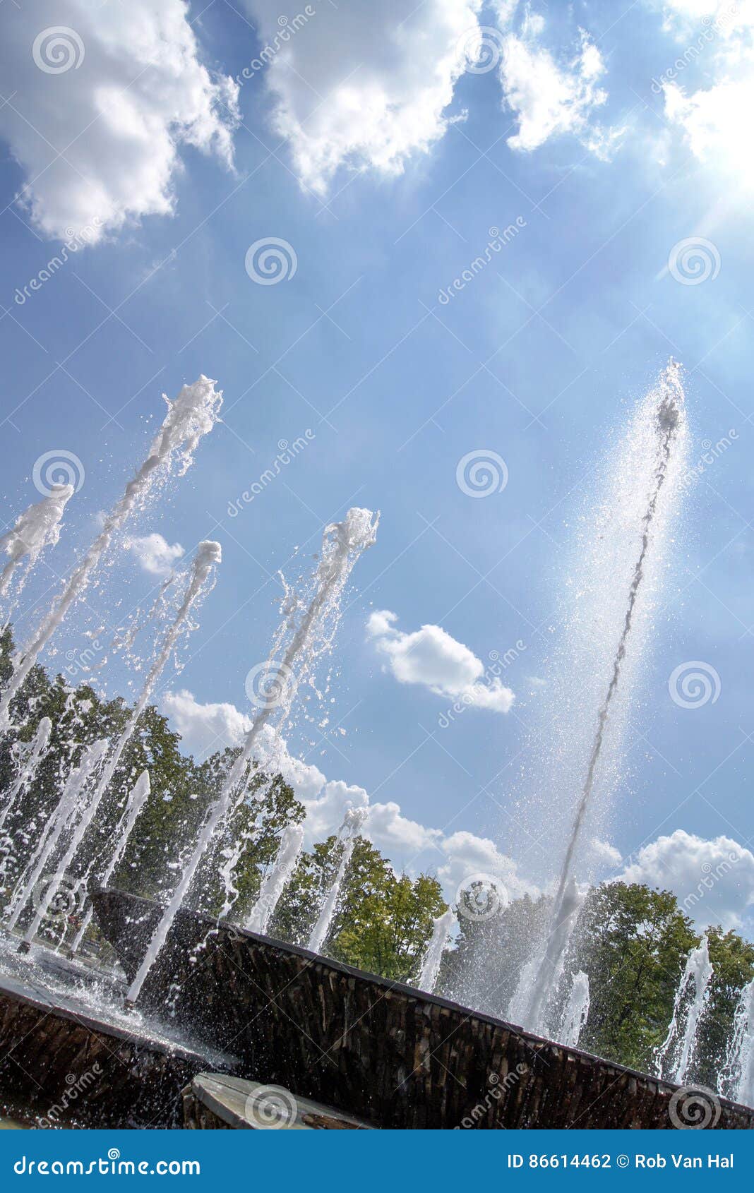 Fuente en un parque foto de archivo. Imagen de fuentes - 86614462