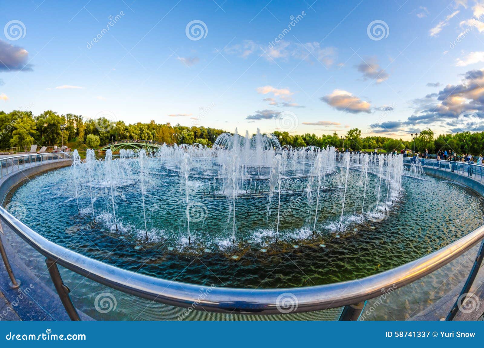 Fuente grande imagen de archivo. Imagen de hoja, ruso - 58741337