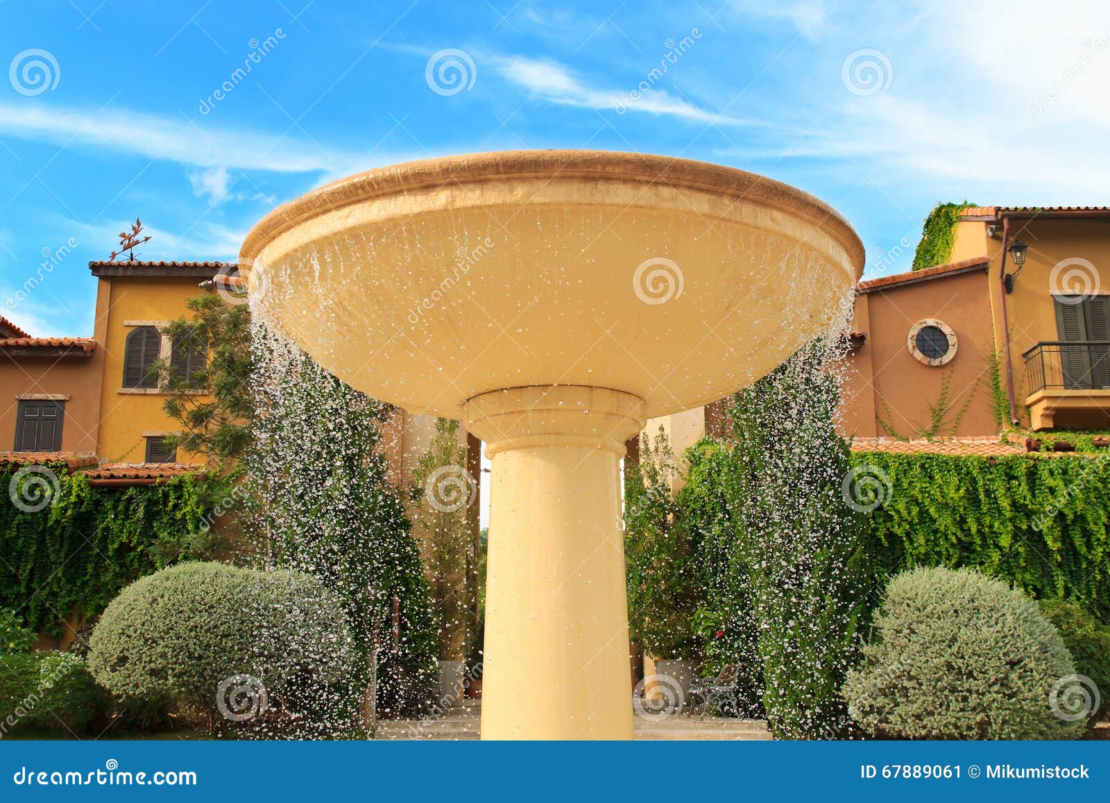 Fuente grande en el parque imagen de archivo. Imagen de cielo - 67889061