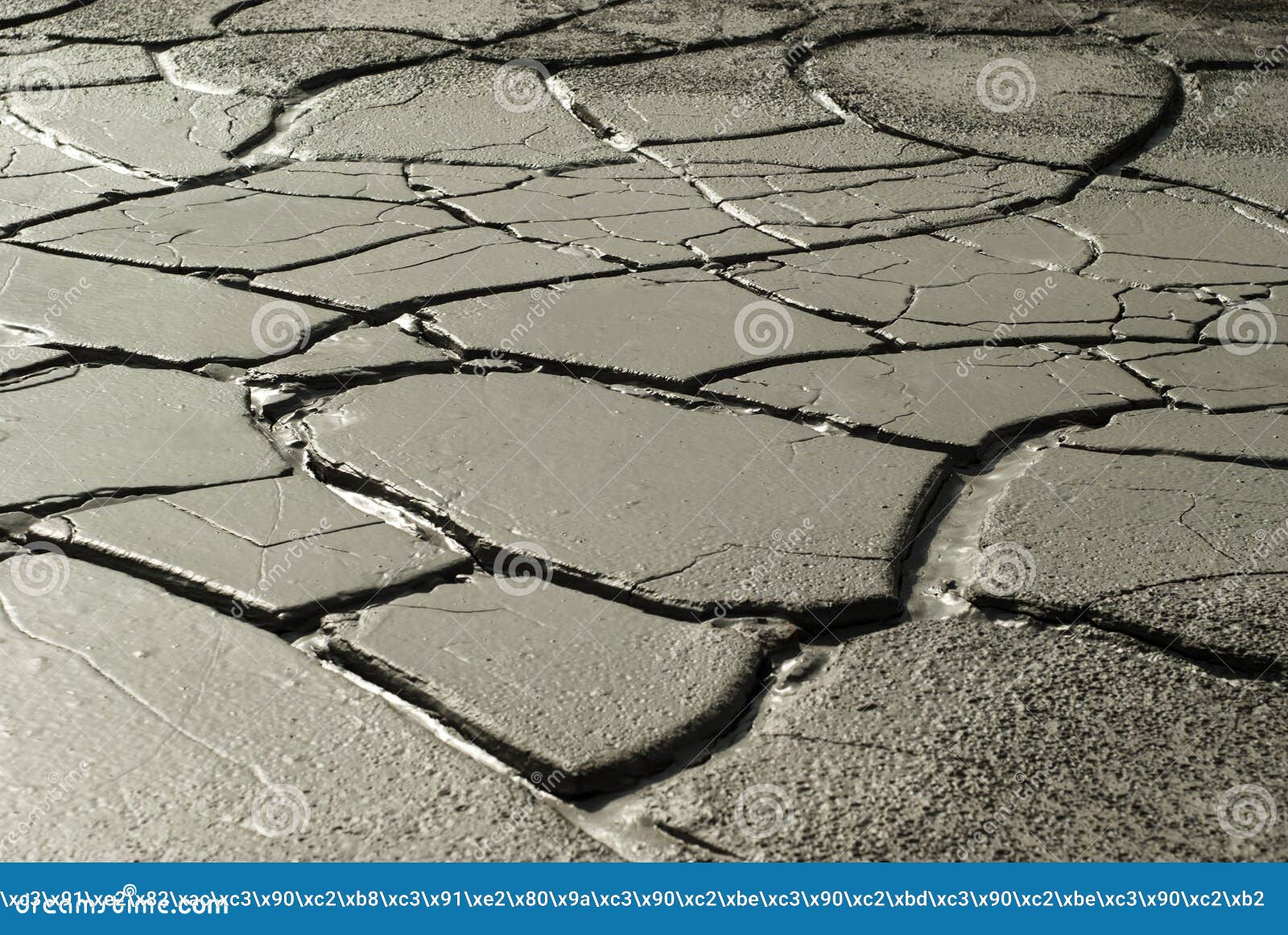 Fuente seca en el desierto foto de archivo. Imagen de pista - 125454244