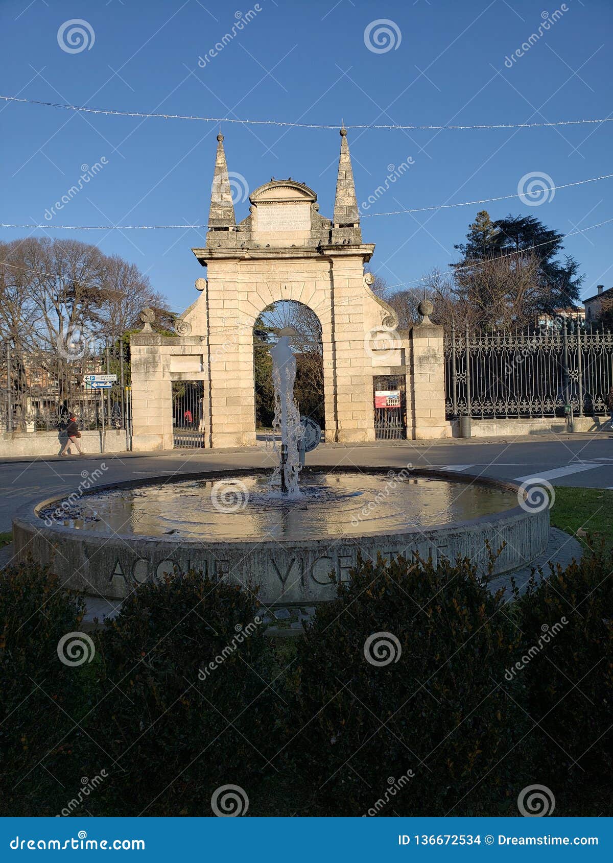 Fuente y entrada foto de archivo. Imagen de puerta, fuente - 136672534