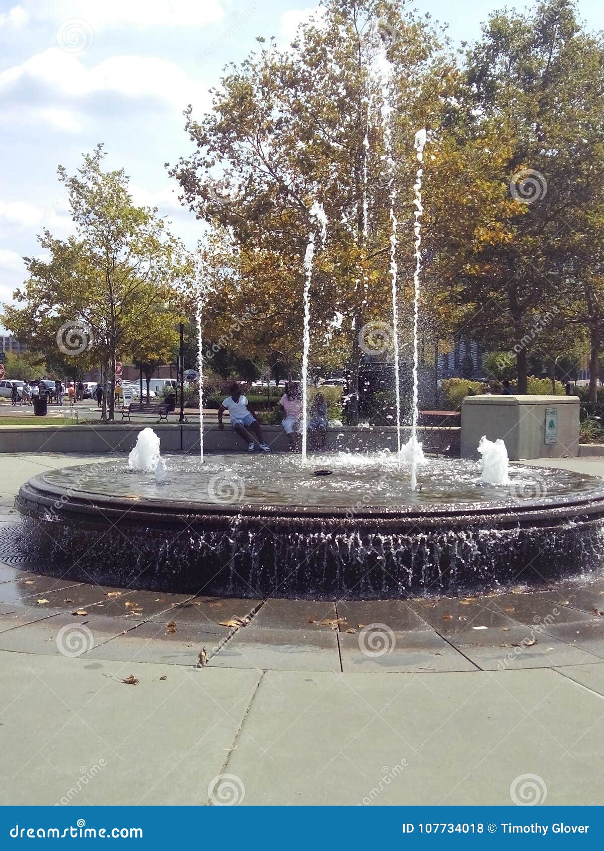 Fuentes De Agua Que Corren En El Parque Foto de archivo - Imagen de ...