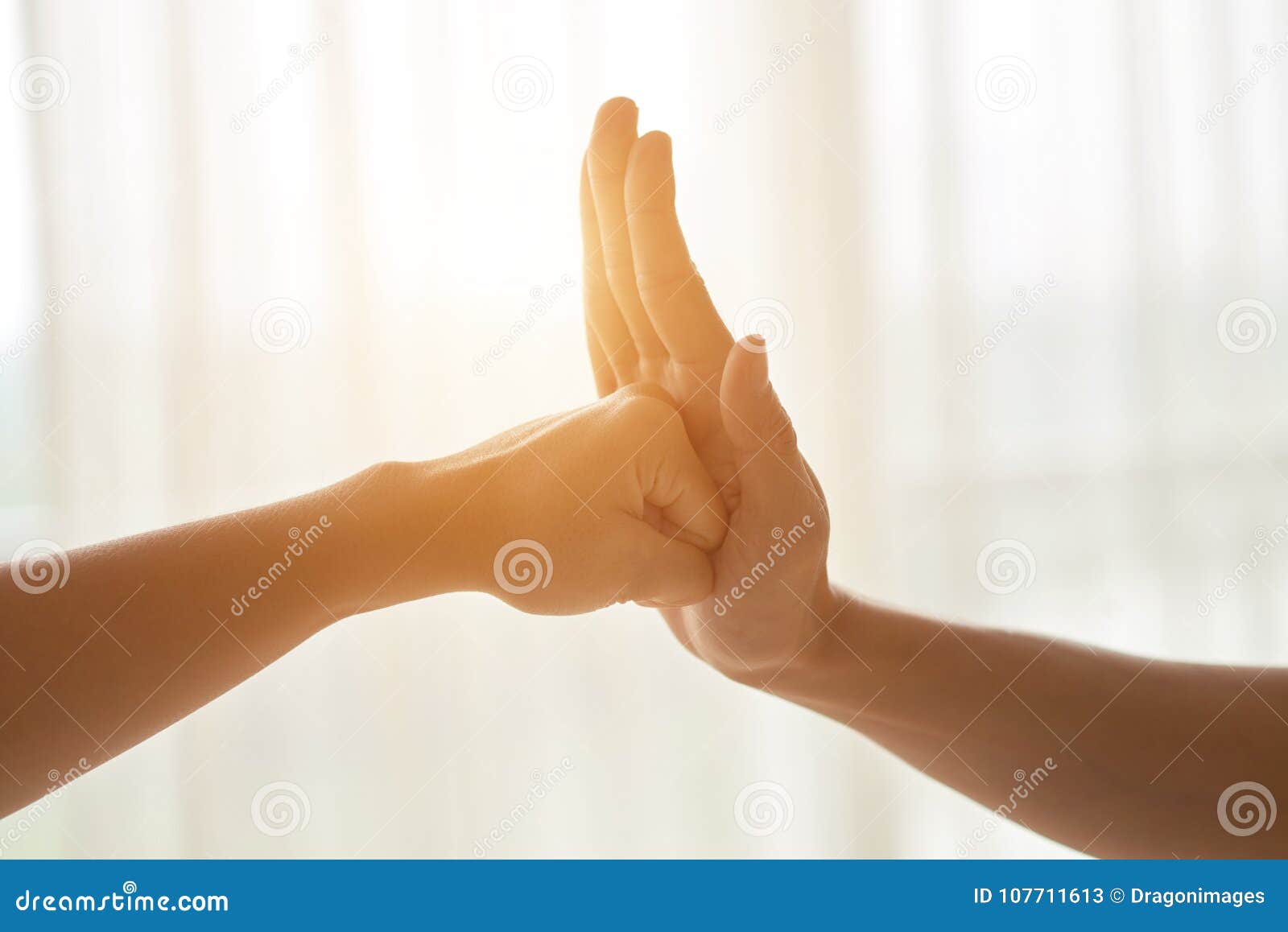 Fuerza y poder imagen de archivo. Imagen de gesto, palma - 107711613