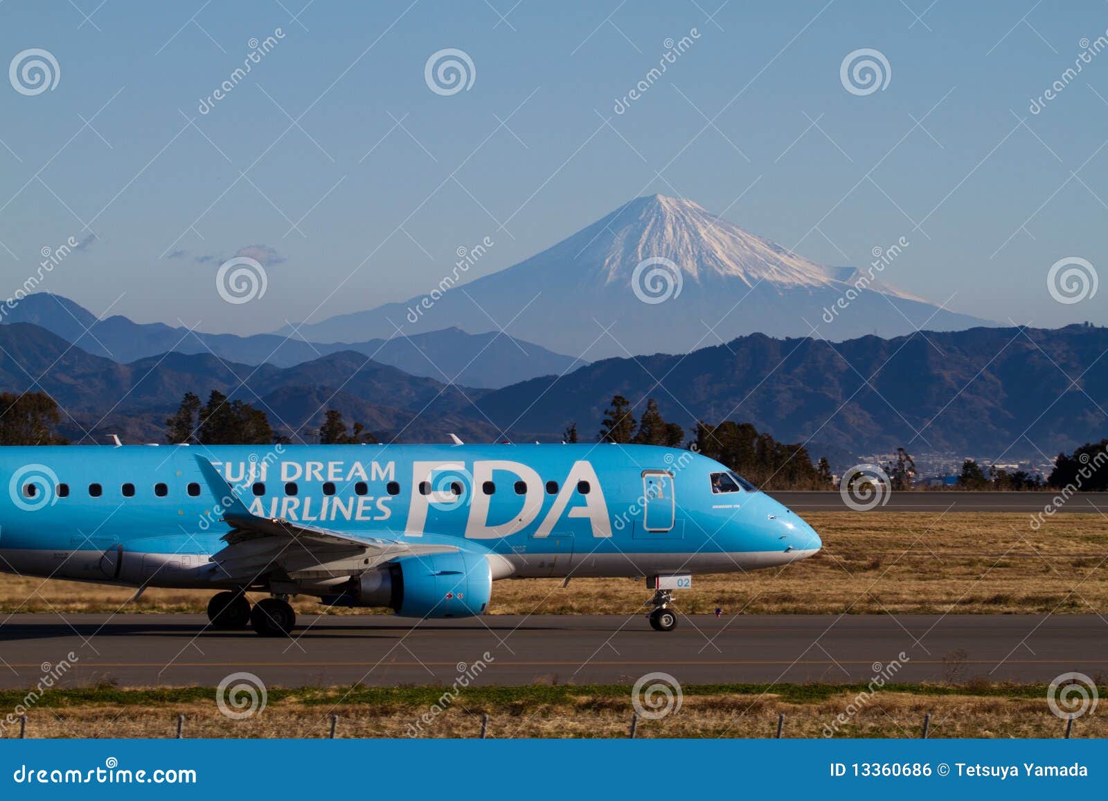 FUJI DREAM AIRLINES ERJ 170 Editorial Photo - Image of plane, airborne ...