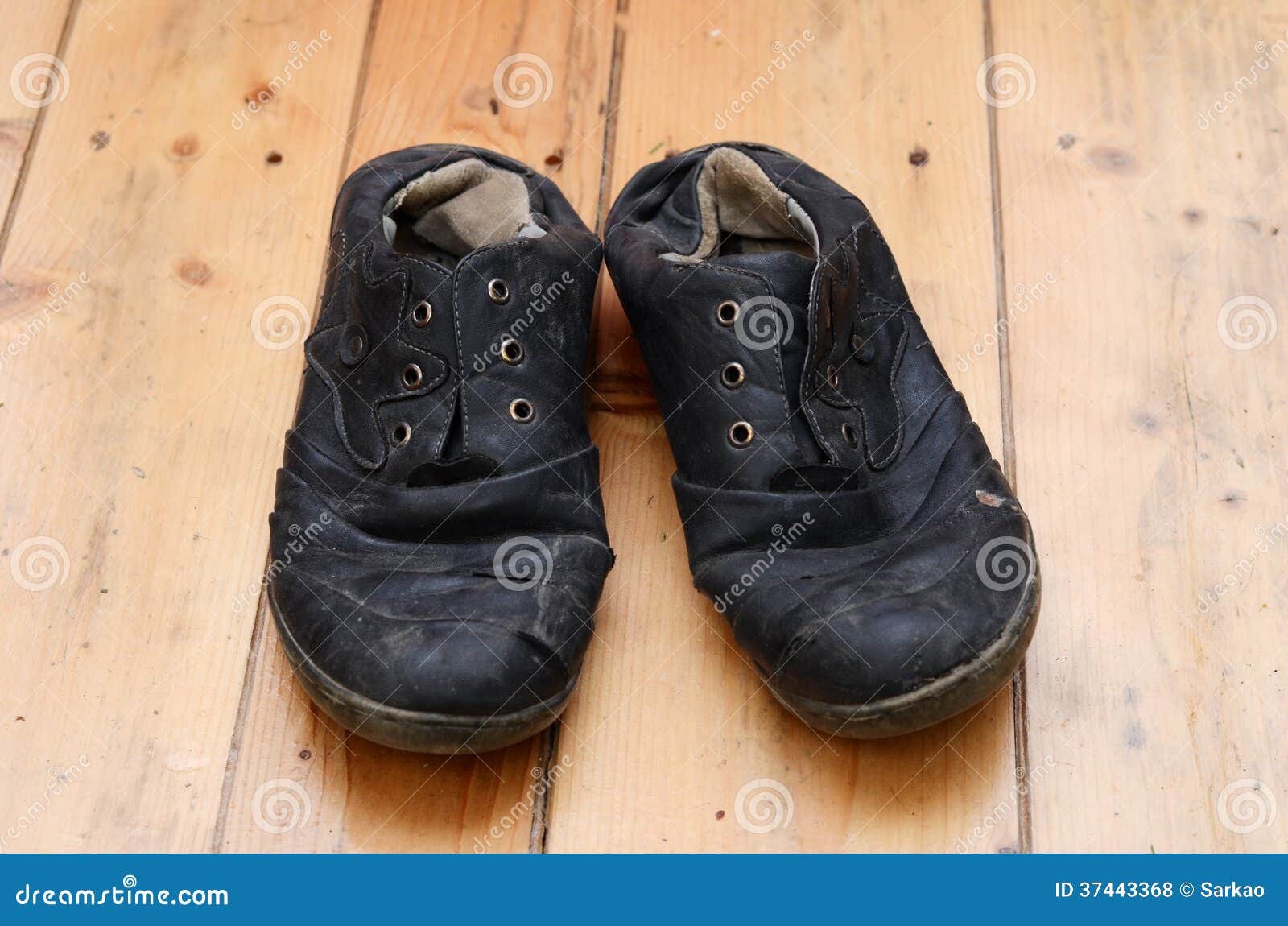 Fula skor arkivfoto. Bild av skor, golv, ödelagd, smutsigt - 37443368