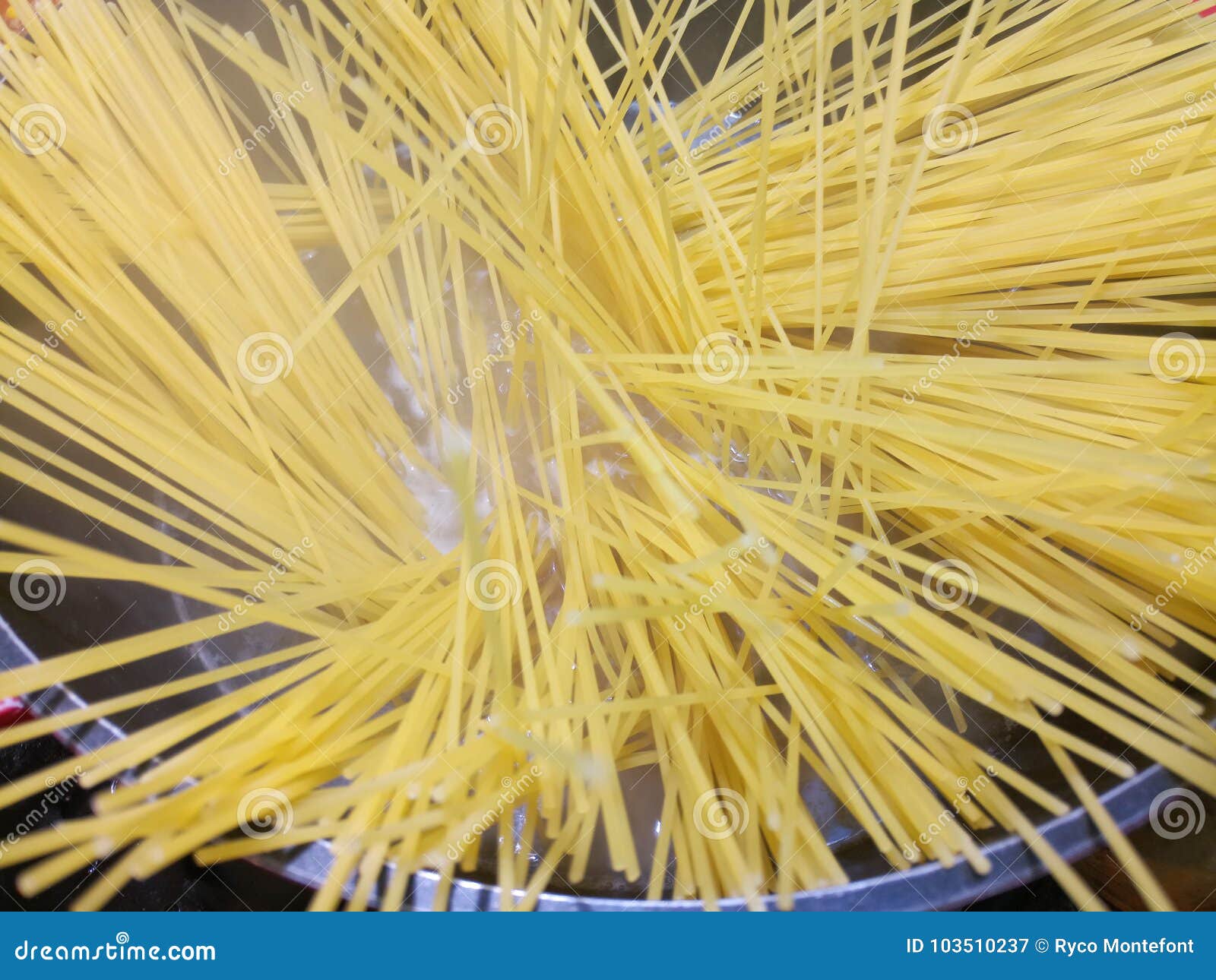 Uncooked Spaghetti Sticks in a Pot Stock Image - Image of sticks ...