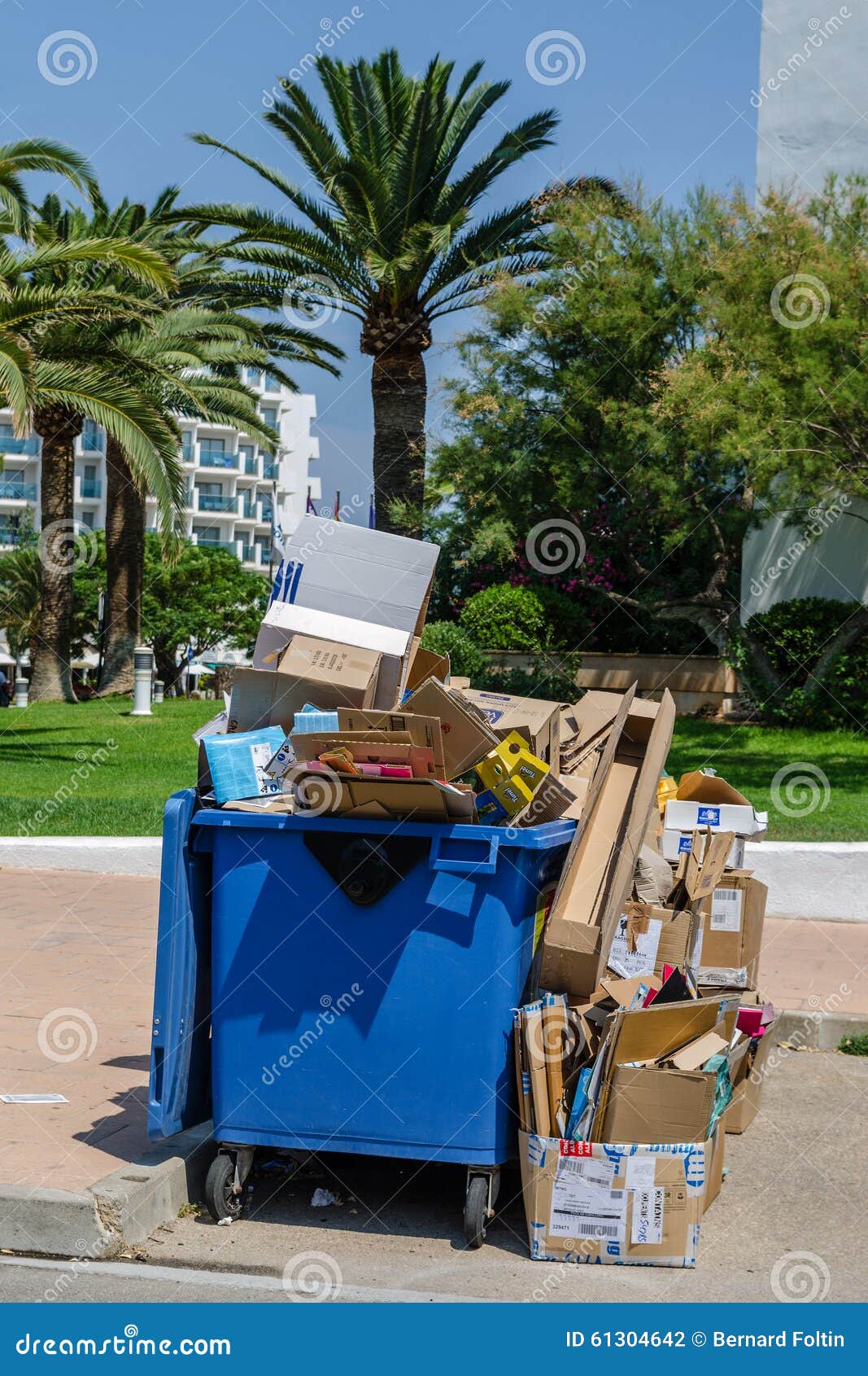 Full dustbin editorial photography. Image of environment - 61304642