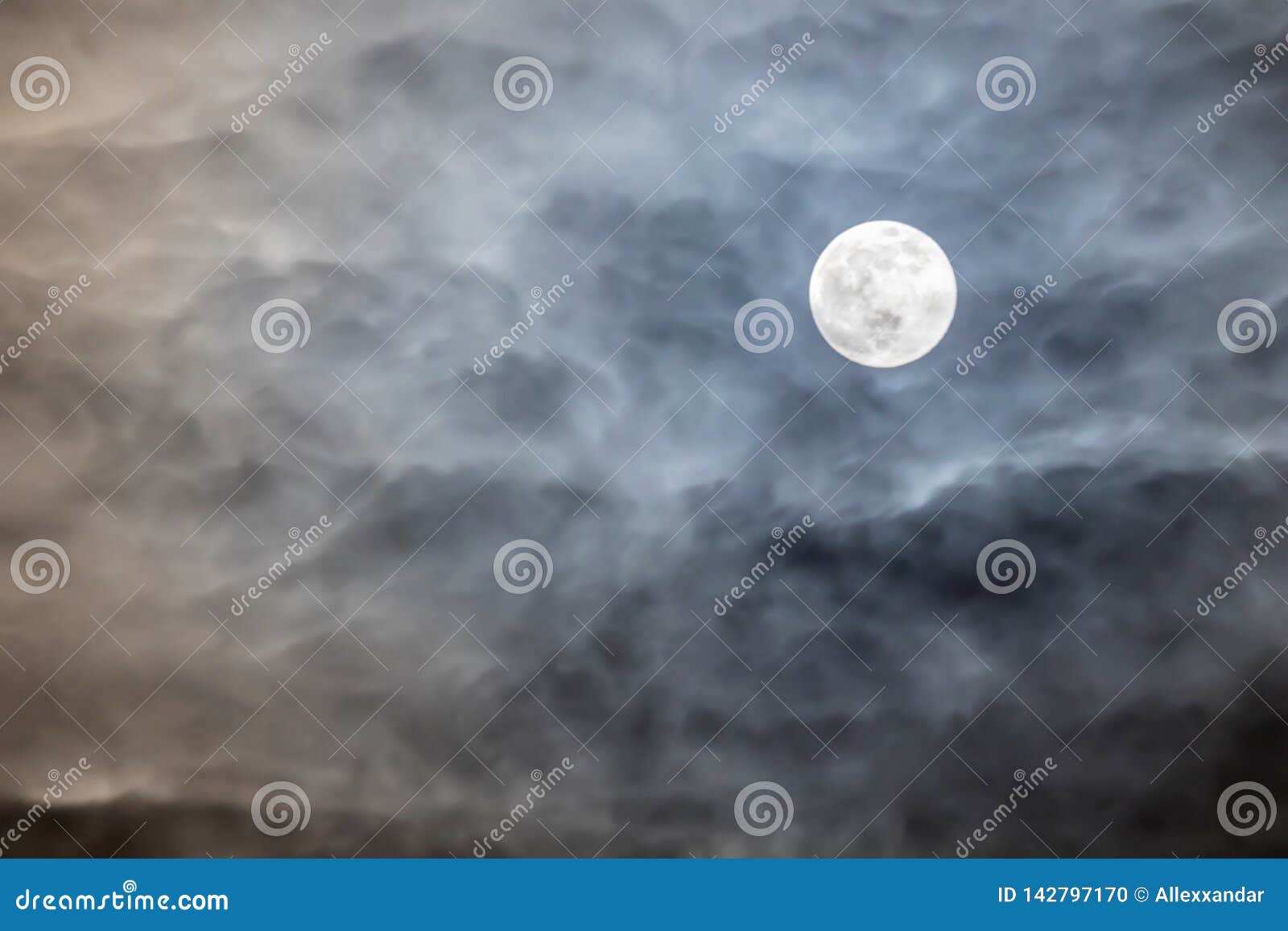 Full Moon with Clouds at Night, Dramatic Clouds in the Moonlight Stock ...