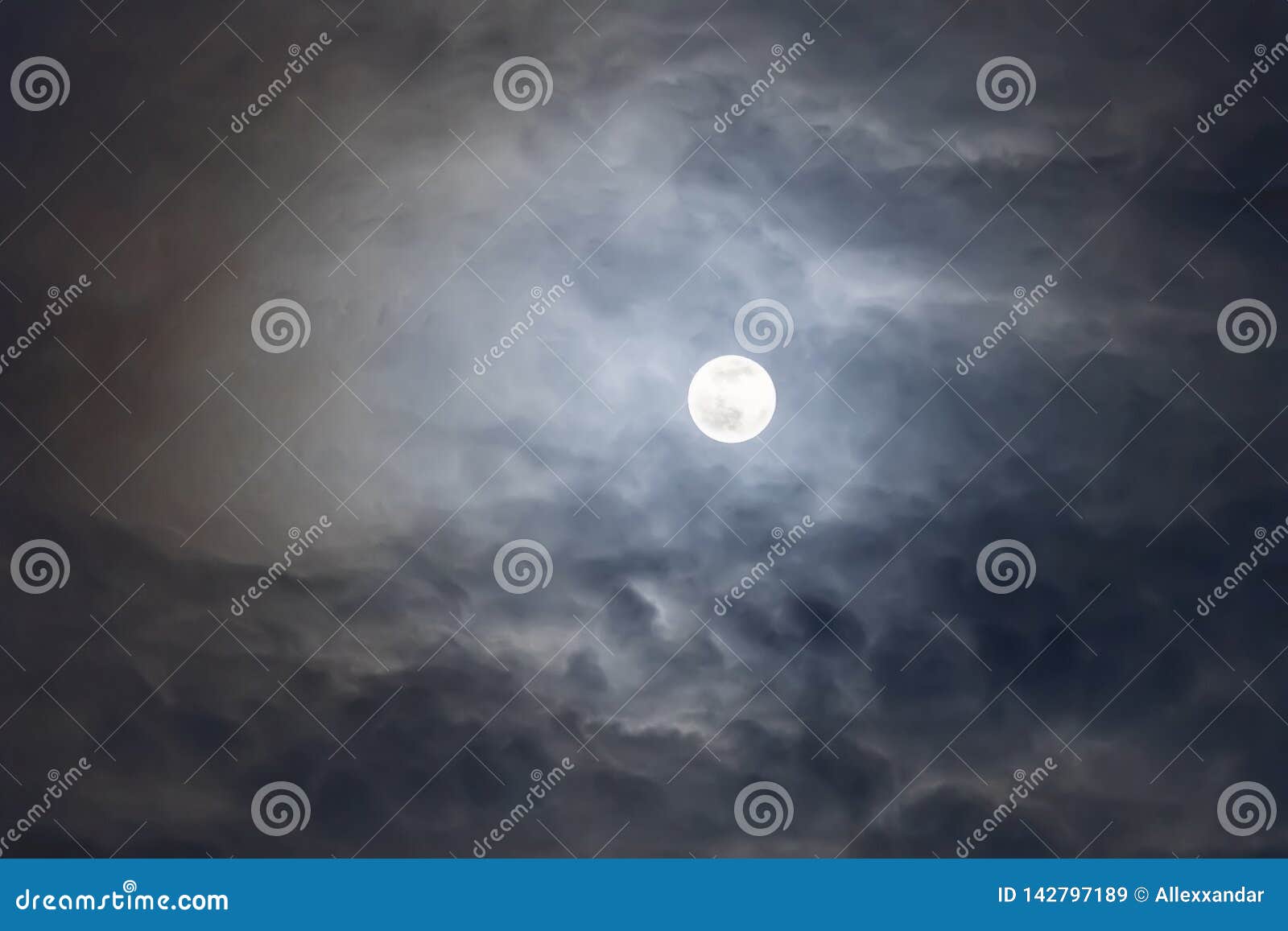 Full Moon with Clouds at Night, Dramatic Clouds in the Moonlight Stock ...