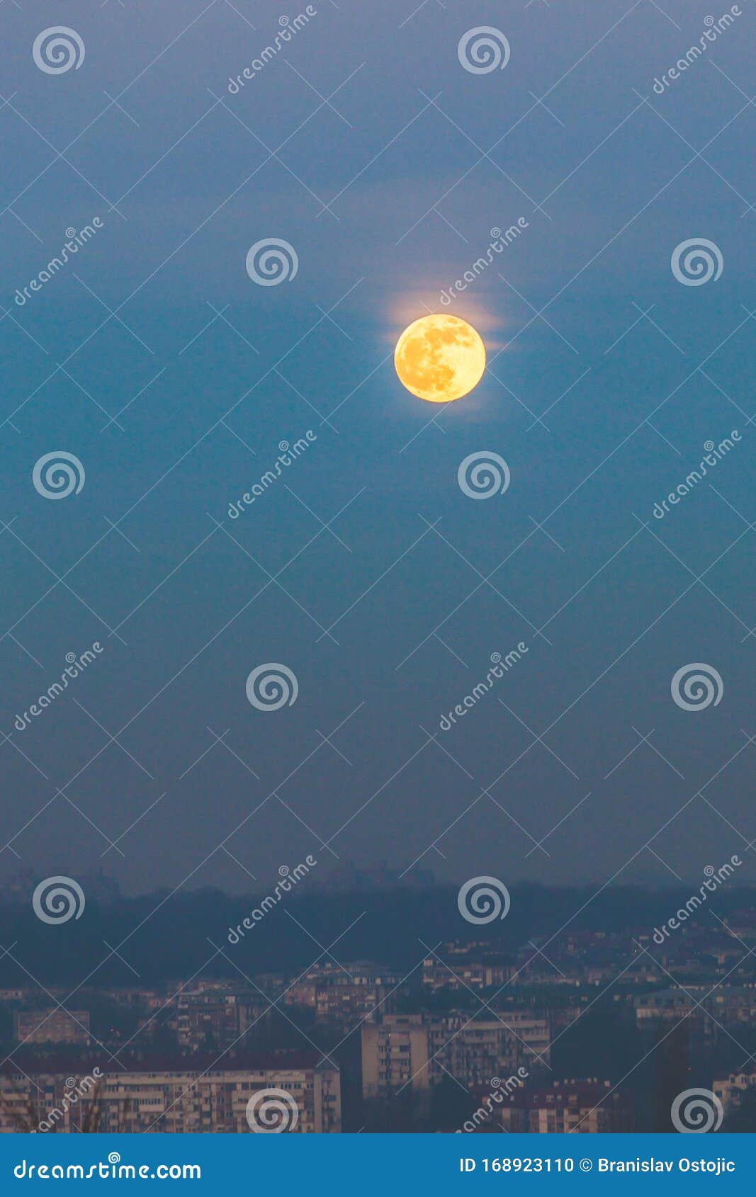 Full Moon At Dusk Above Polluted City Of Belgrade Stock Photo - Image ...