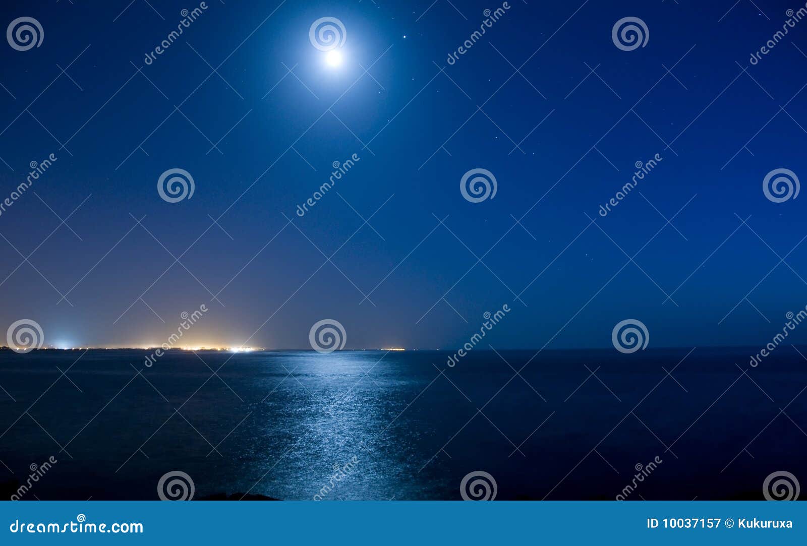 Full moon over ocean stock image. Image of recreation - 10037157