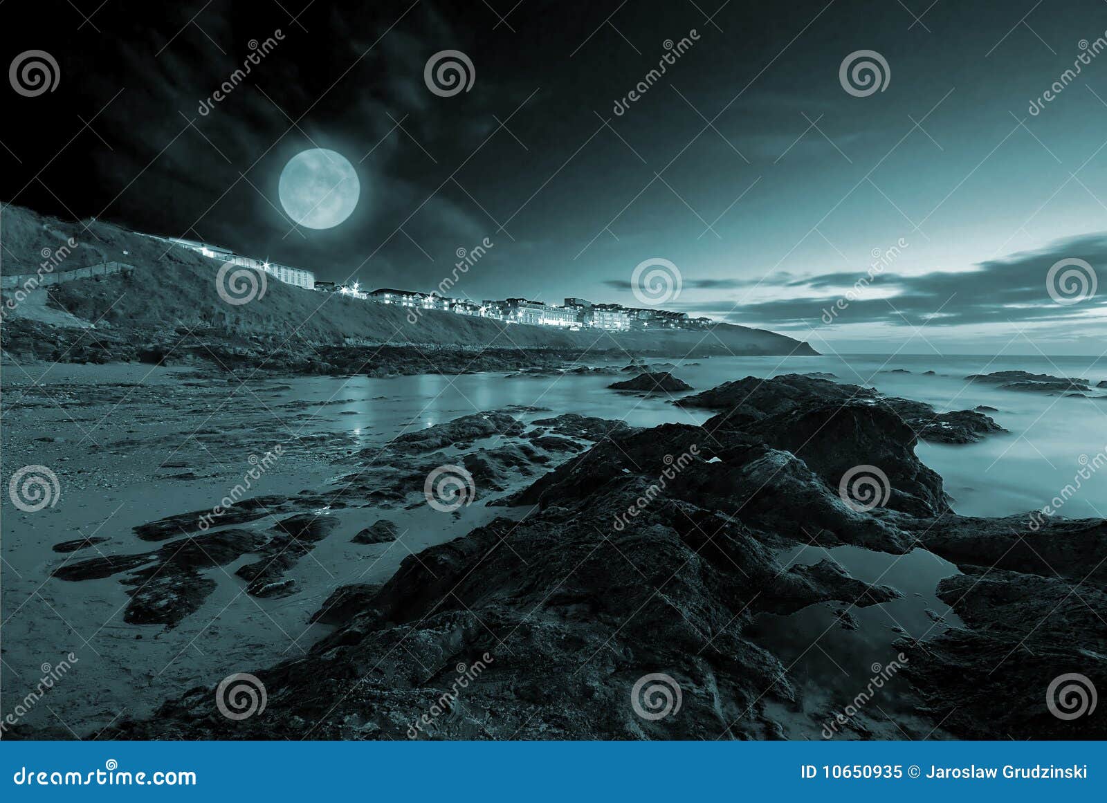 Full moon over the ocean stock image. Image of beauty - 10650935