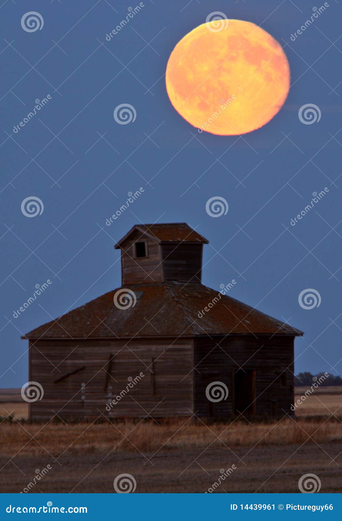 Full Moon Over Old Saskatchewan Barn Stock Image - Image of weathered ...