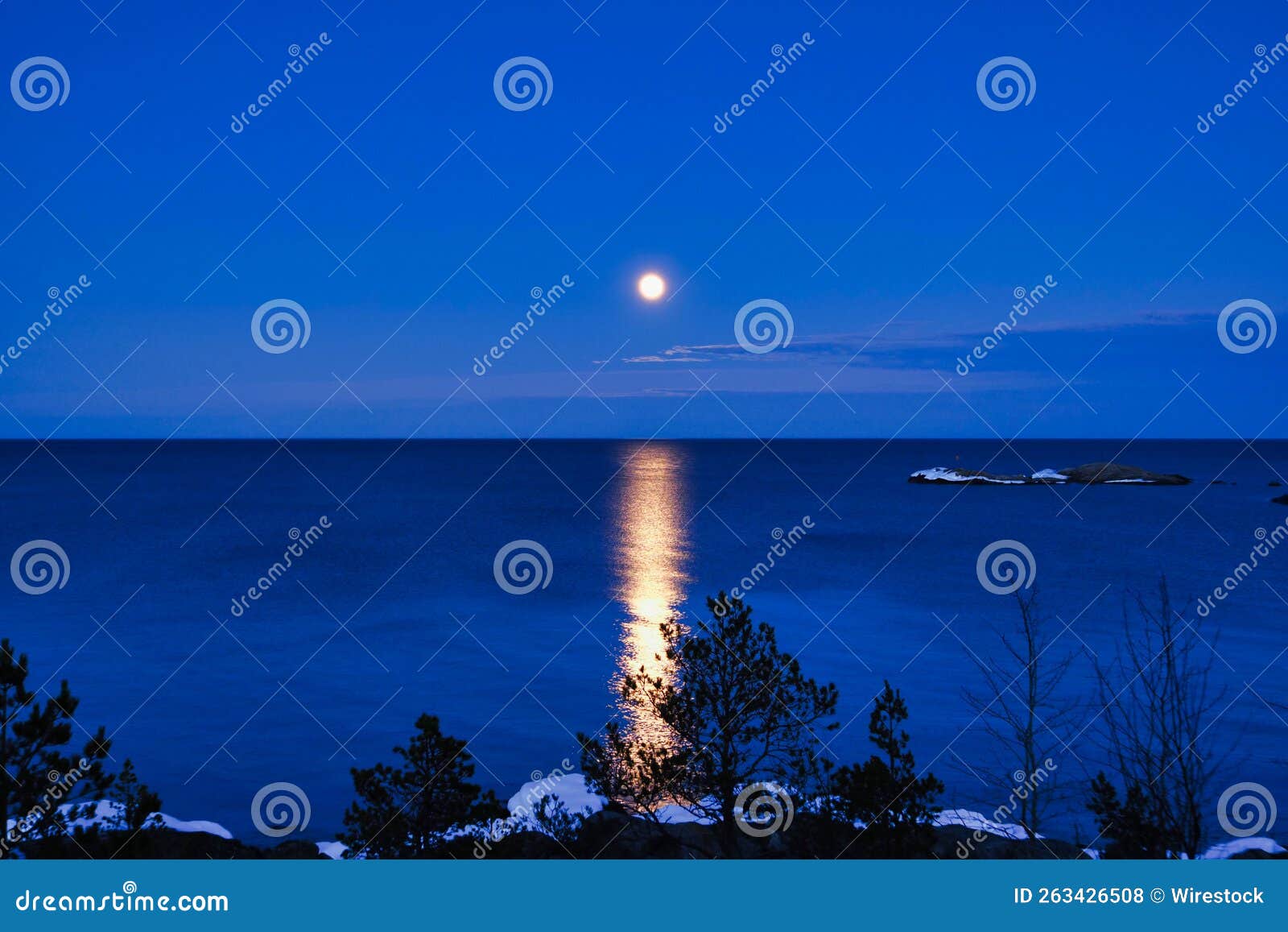 Full Moon and the Reflection in the Sea Stock Photo - Image of light ...
