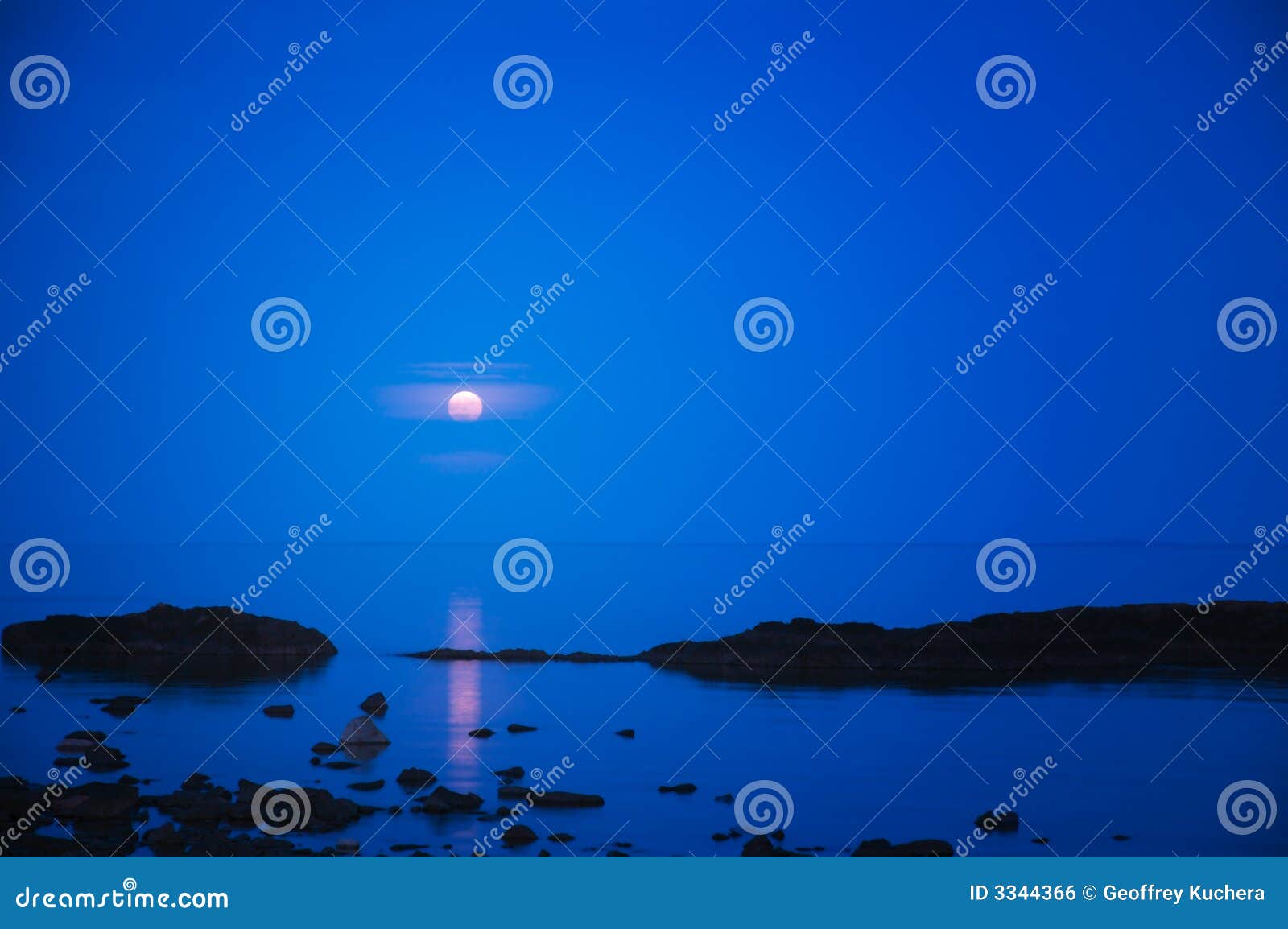 Full Moon Rising stock photo. Image of mystic, eerie, waterscape - 3344366