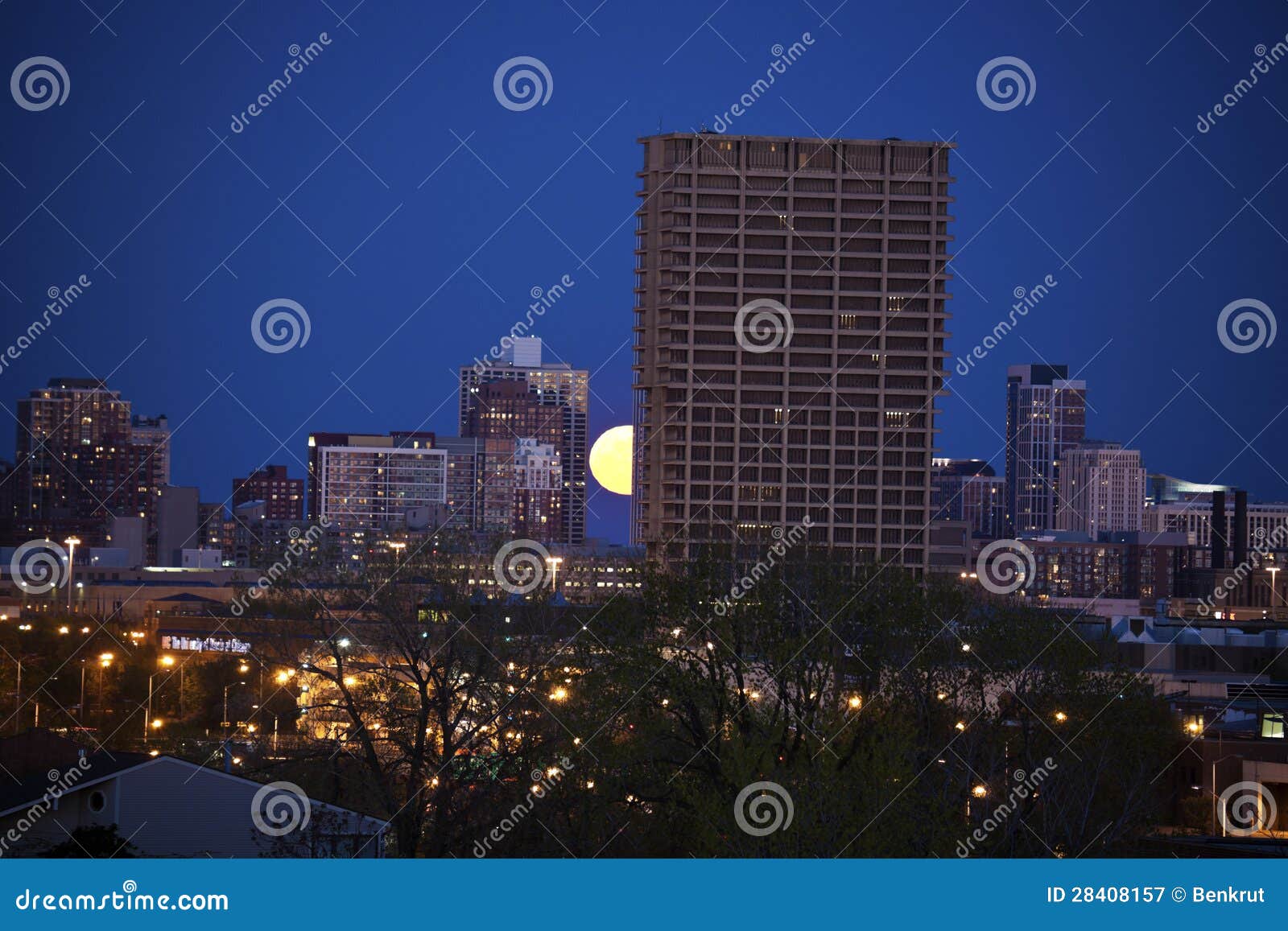 Full Moon Rising Behind UIC Building in Chicago Editorial Photography ...